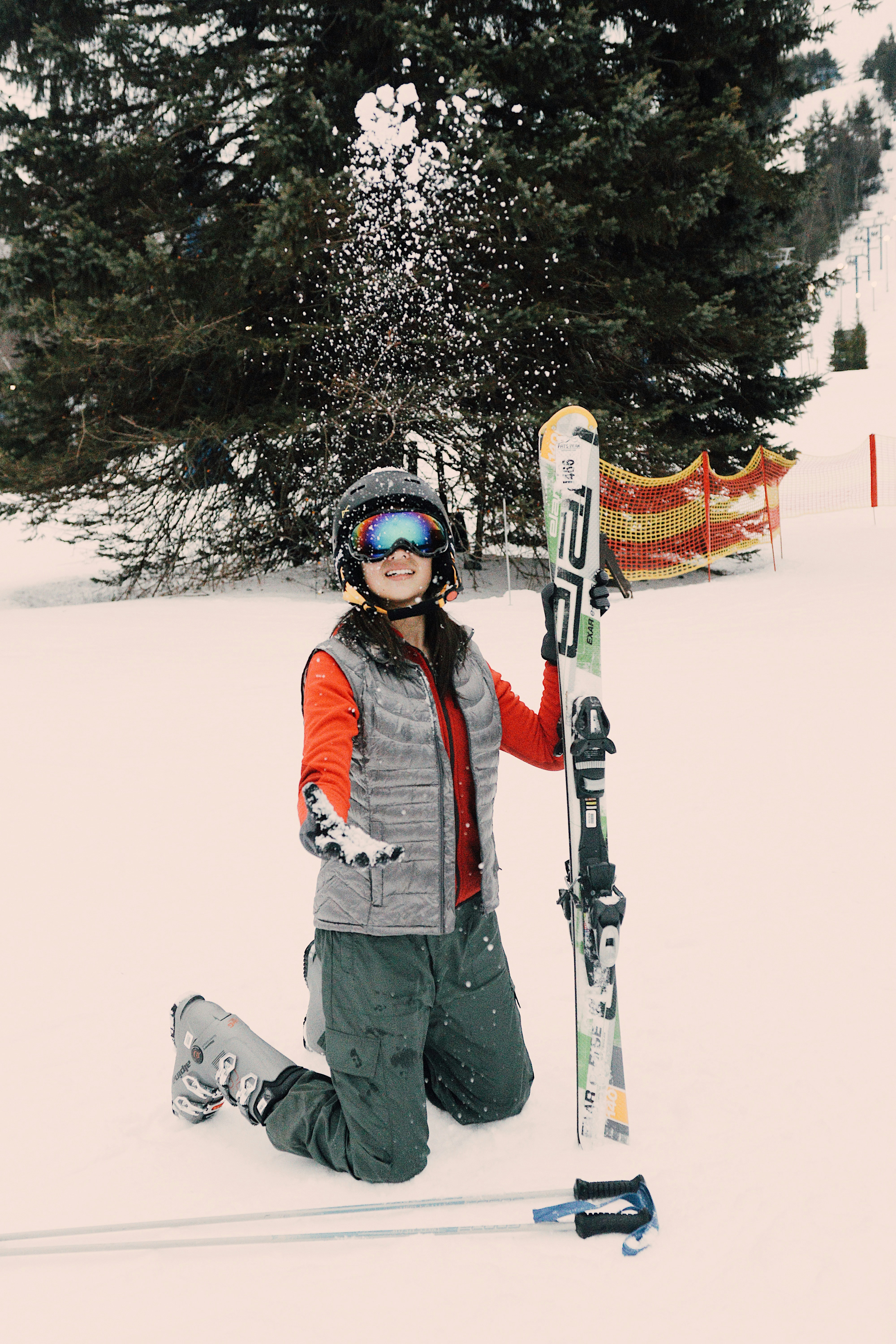 Homem em jaqueta vermelha e calças cinzas segurando snowboard vermelho ...