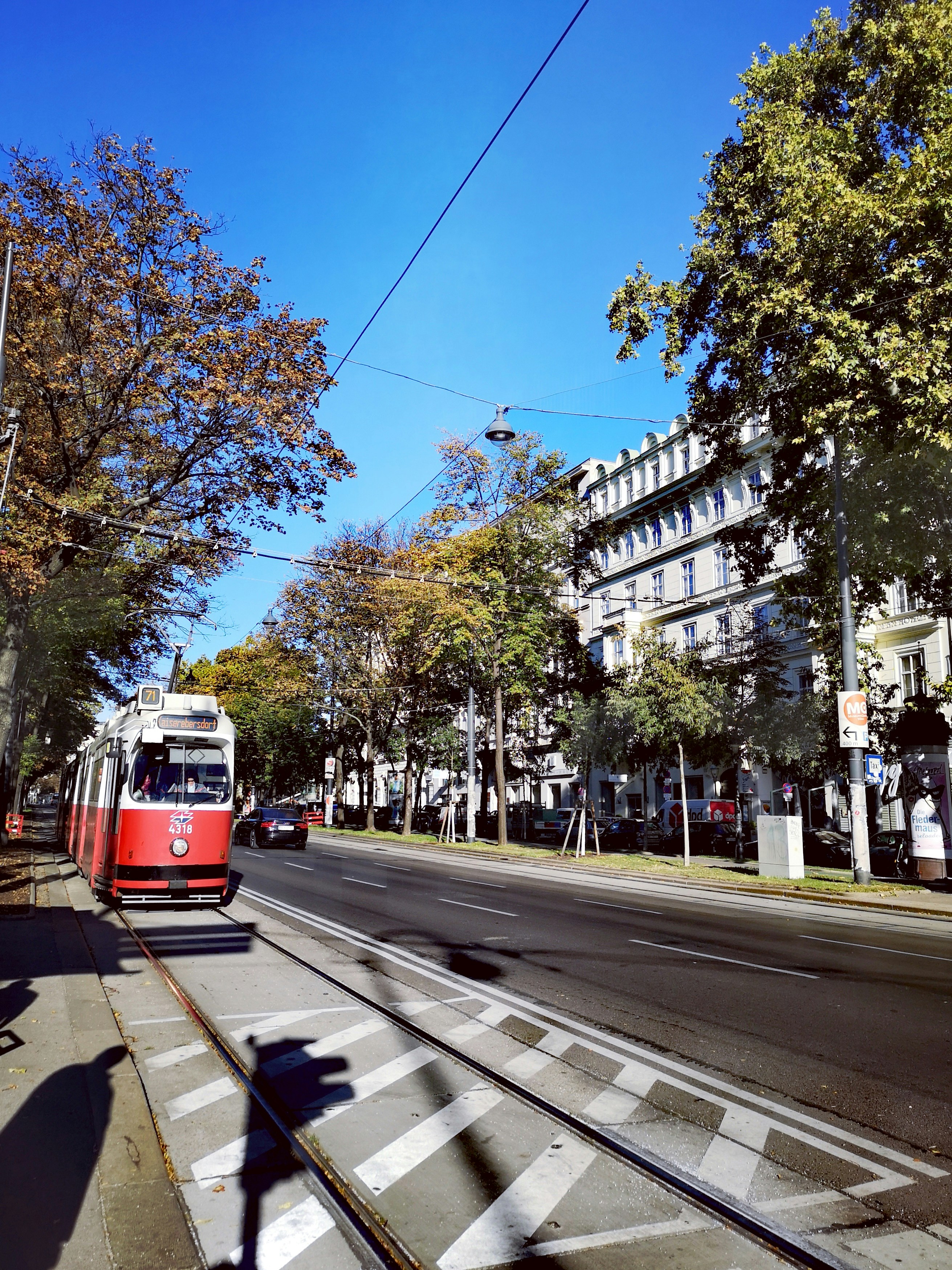 Tramway rouge et blanc sur la route pendant la journée photo – Photo ...