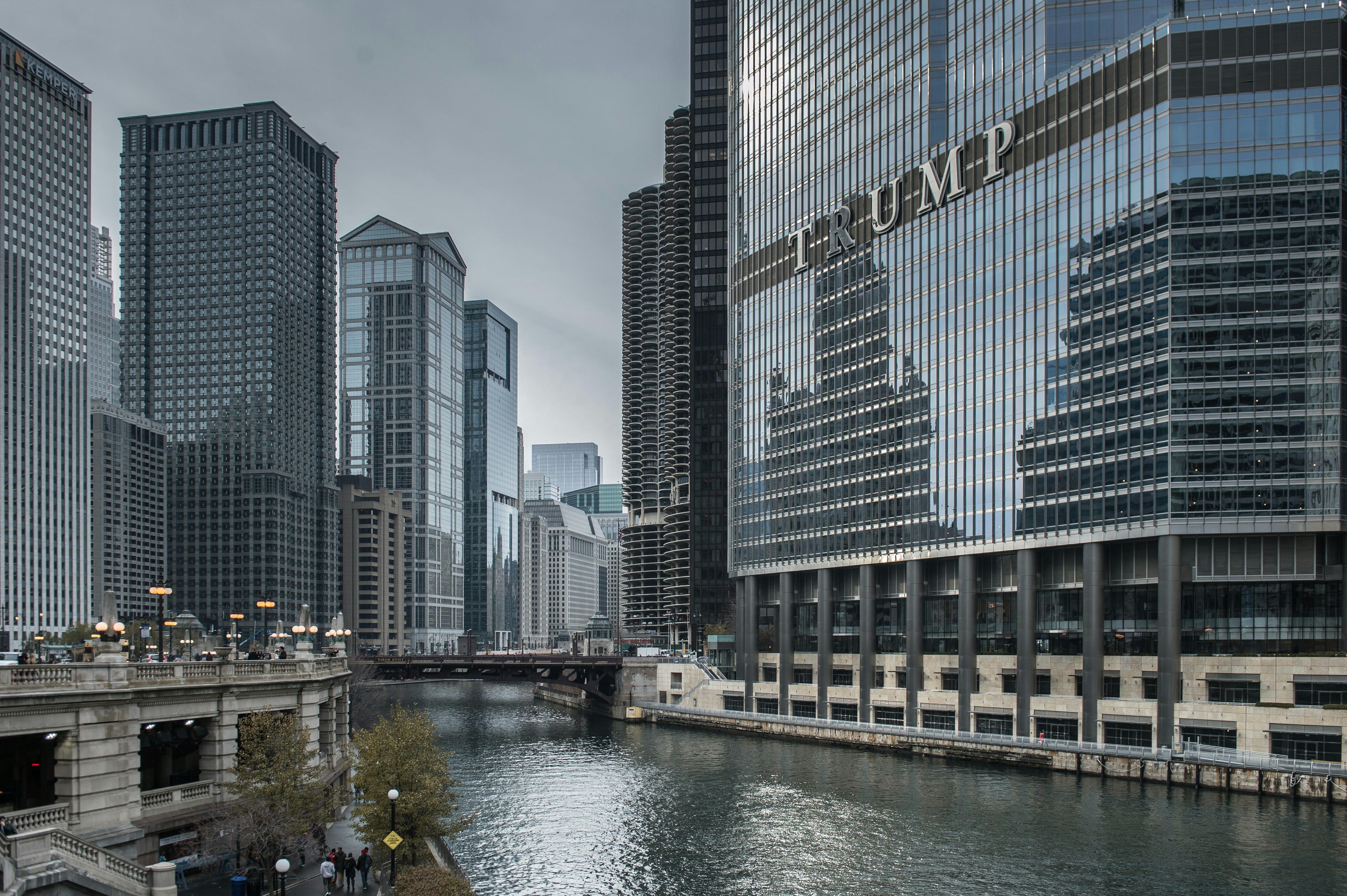 Edificio in cemento bianco e nero vicino allo specchio d'acqua durante ...