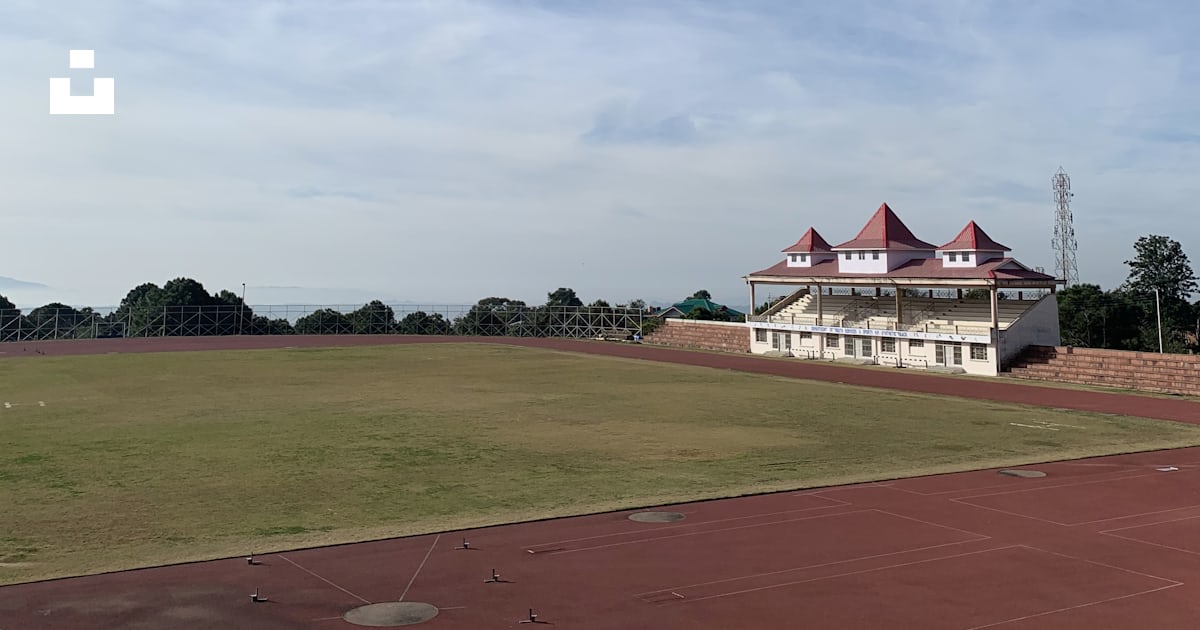 낮에는 흰 구름과 푸른 하늘 아래 푸른 잔디밭에 있는 흰색과 빨간색 집 사진 Unsplash의 무료 건물 이미지