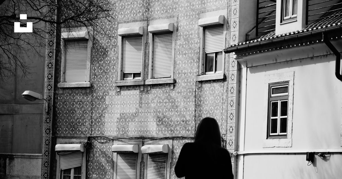 2 Mujeres Sentadas En Un Banco De Hormigón En Fotografía En Escala De