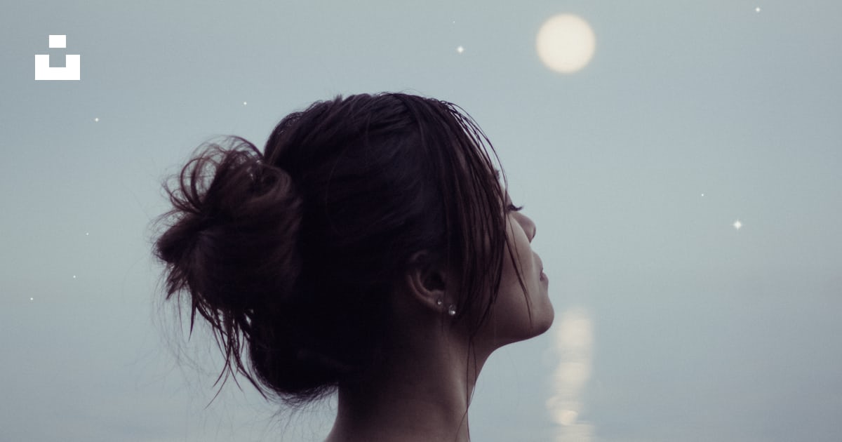 Femme Aux Seins Nus Sur Leau Pendant La Journée Photo Photo