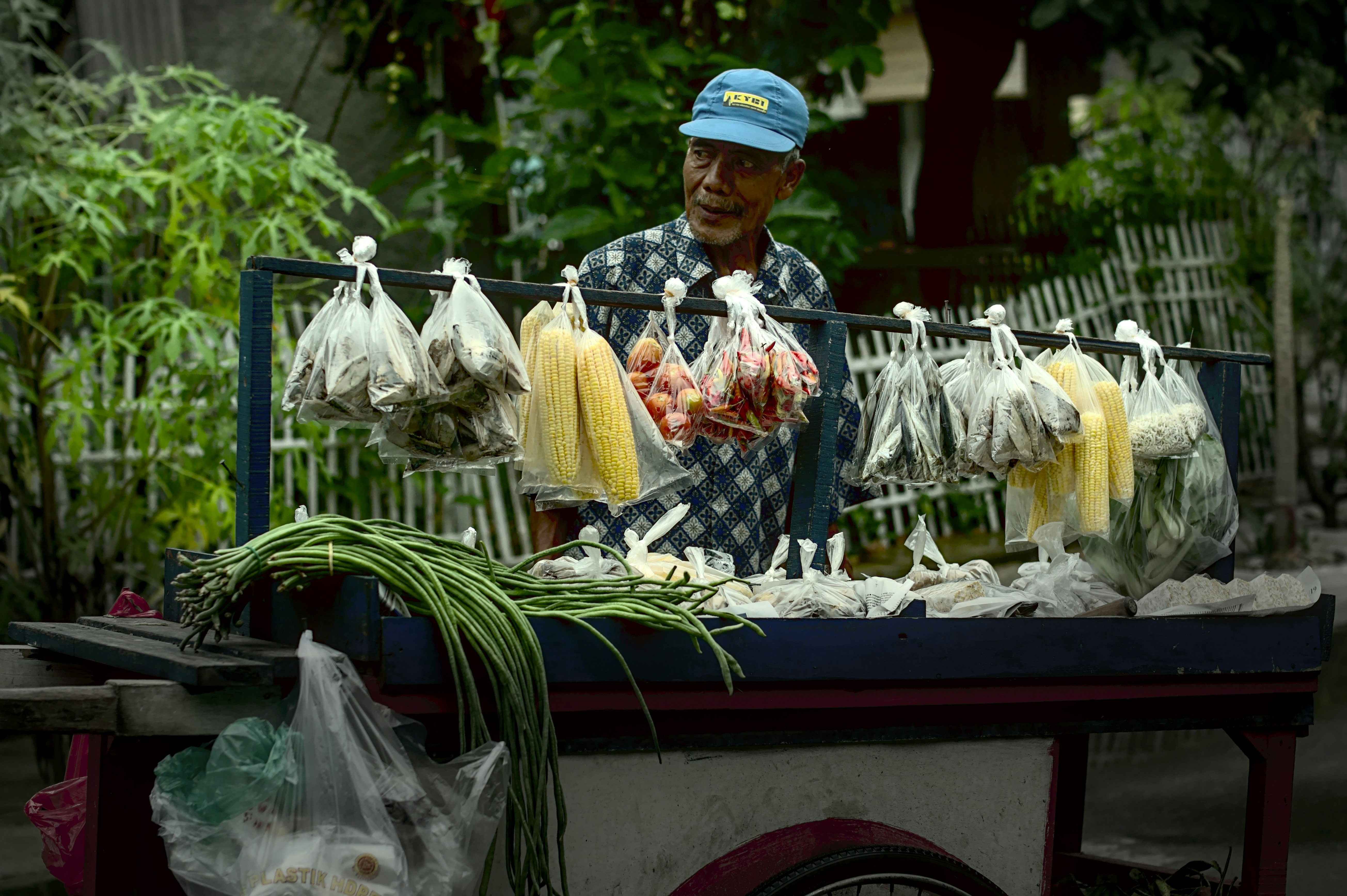 Foto Hombre con gorra azul y camisa de vestir roja, blanca y negra de ...