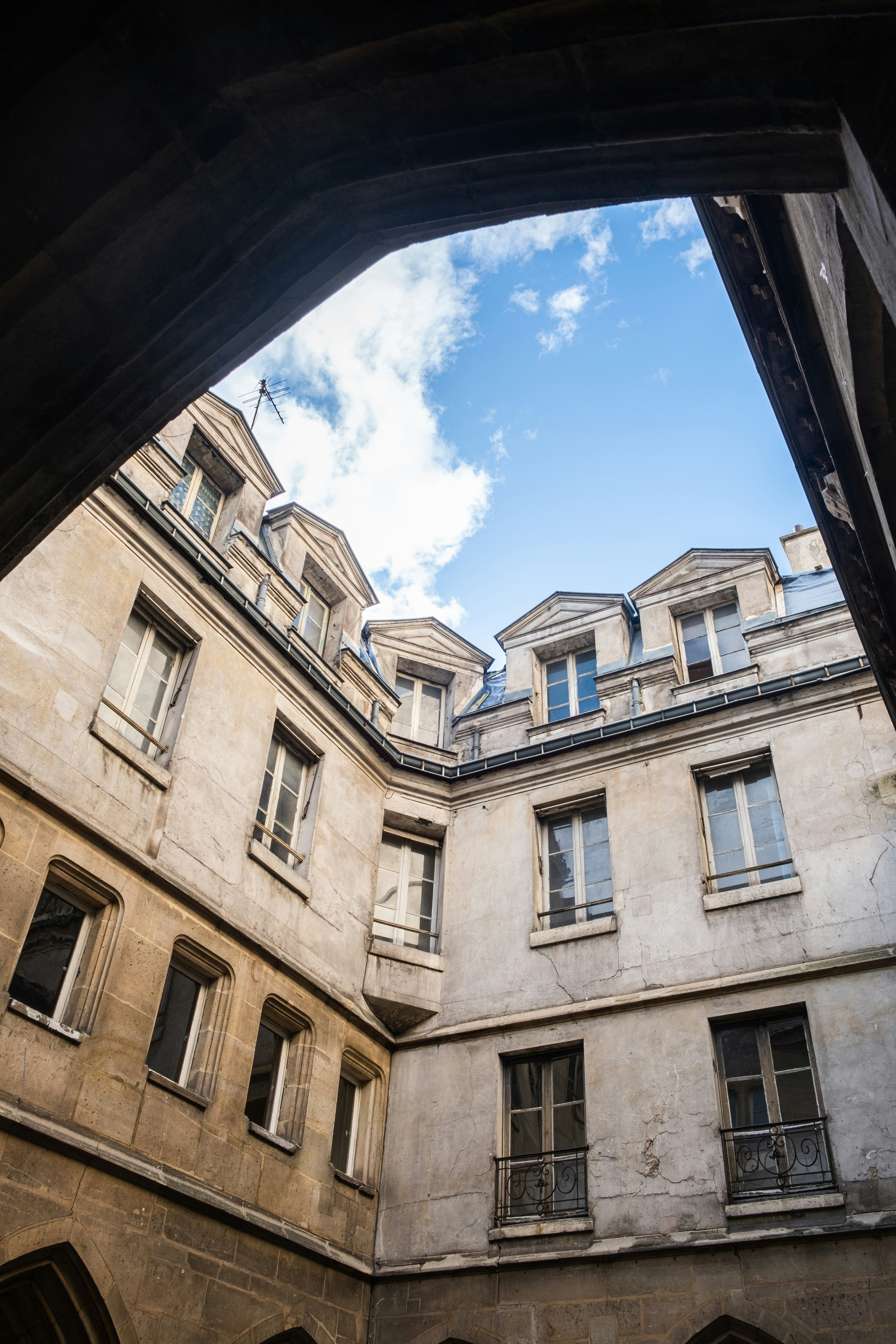 Skyward Frame: A Lofty View from the Courtyard Arch