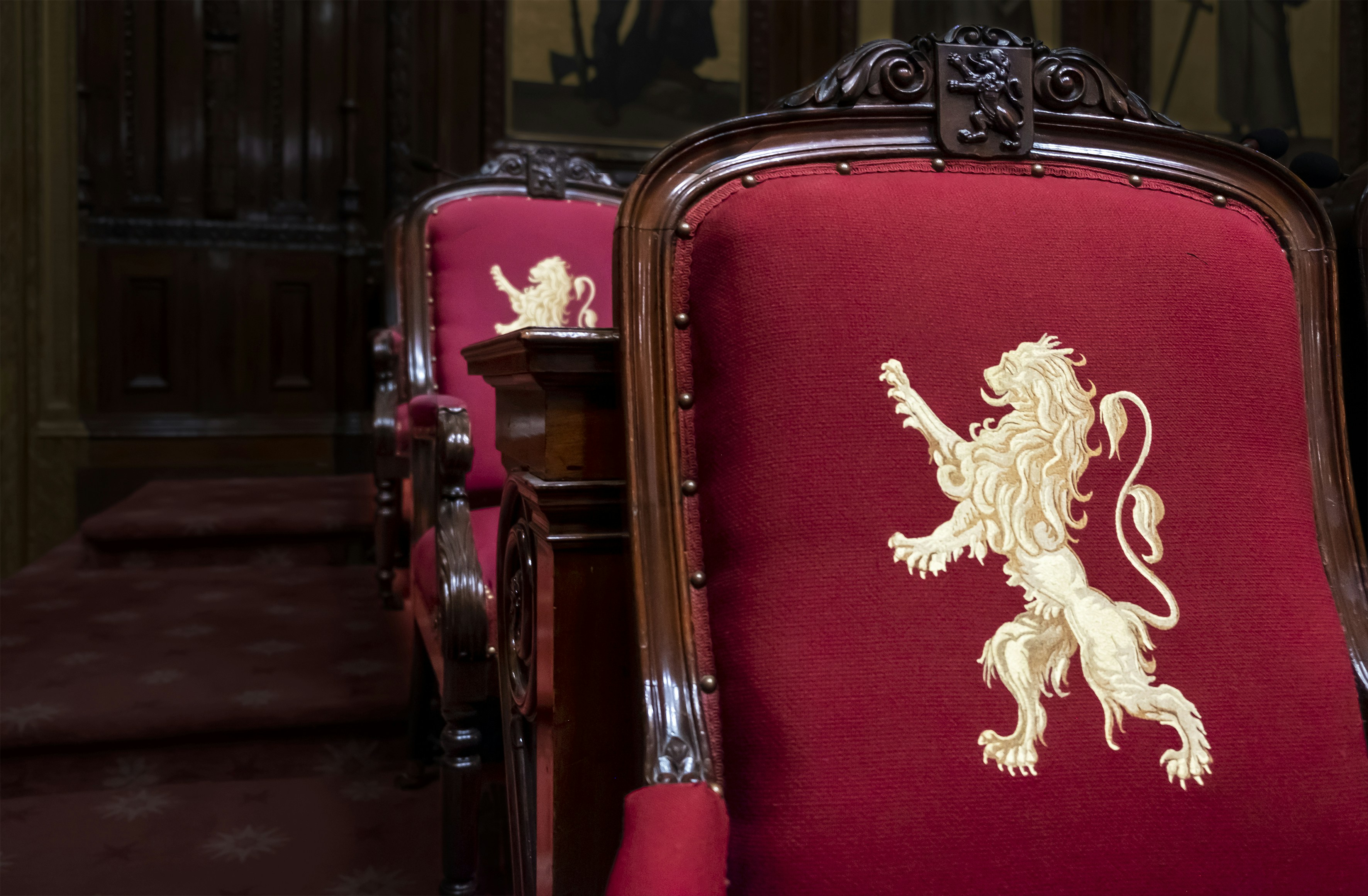 Legended Red: A Lion Crest Quietly Dominates the Aisle
