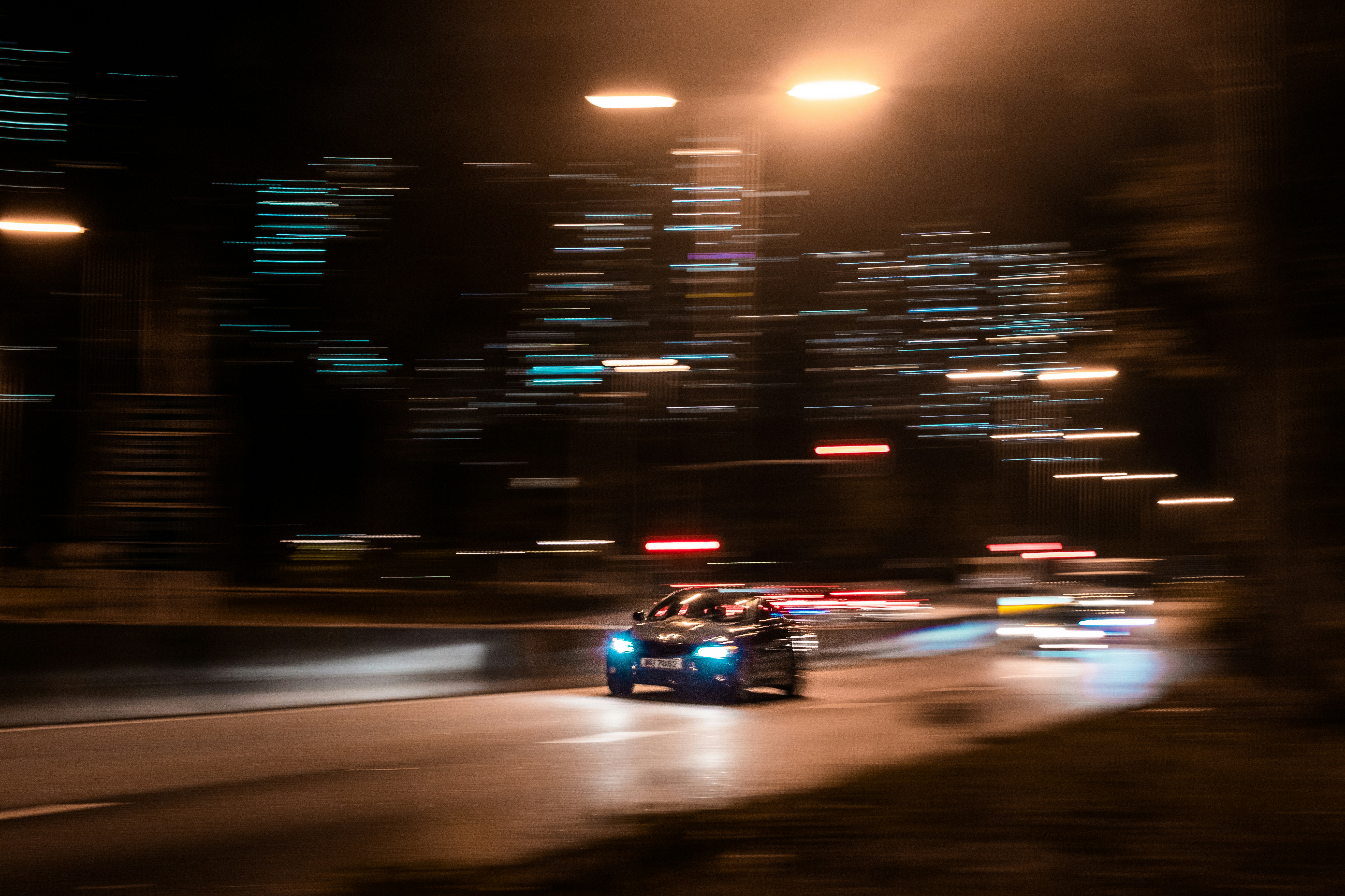 Foto Mobil merah dan hitam di jalan pada malam hari – Gambar Mobil ...