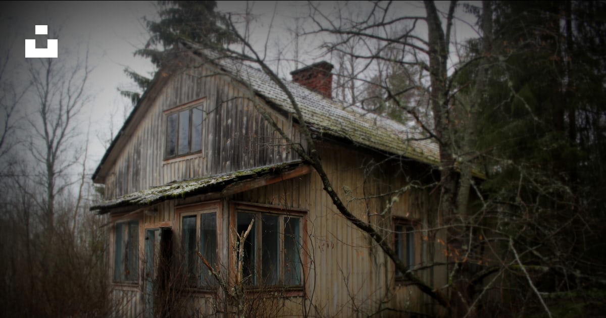 昼間は裸の木の近くの茶色の木造住宅の写真 Unsplashの無料家写真