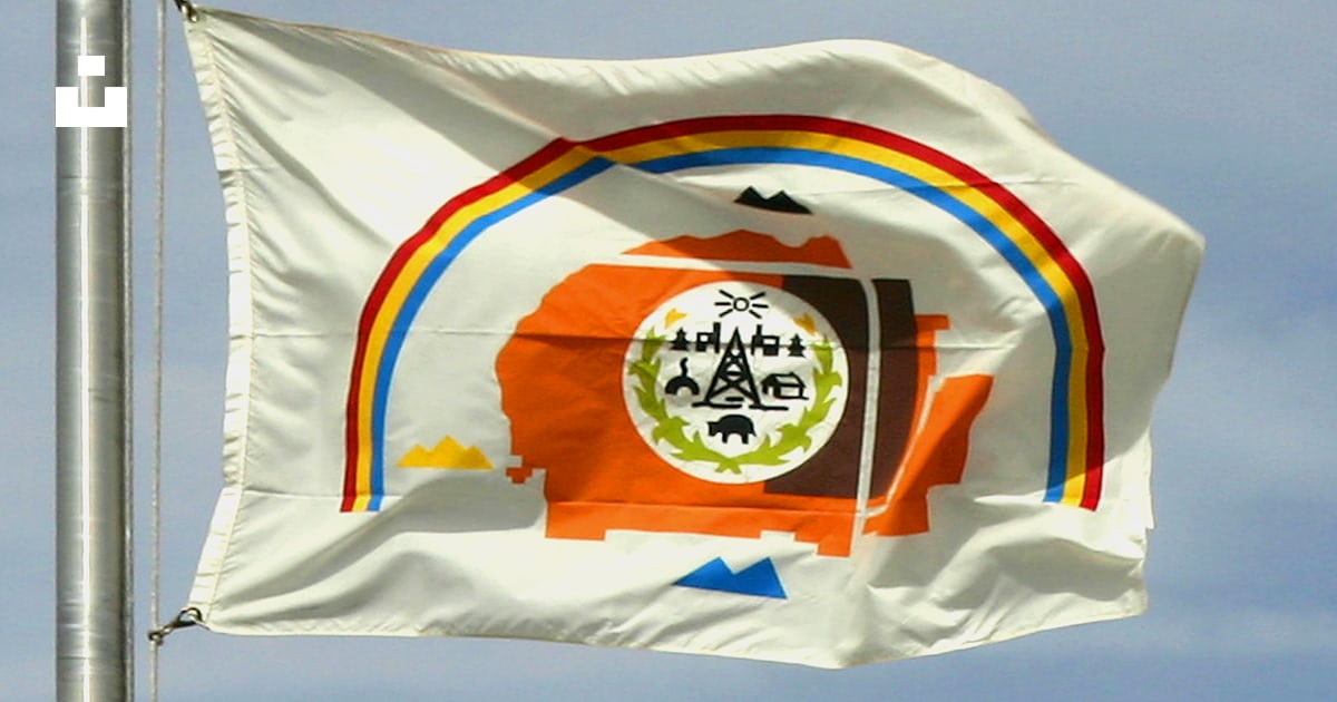 흰색 빨간색과 파란색 깃발 사진 Unsplash의 무료 나바호 국립 기념물 이미지