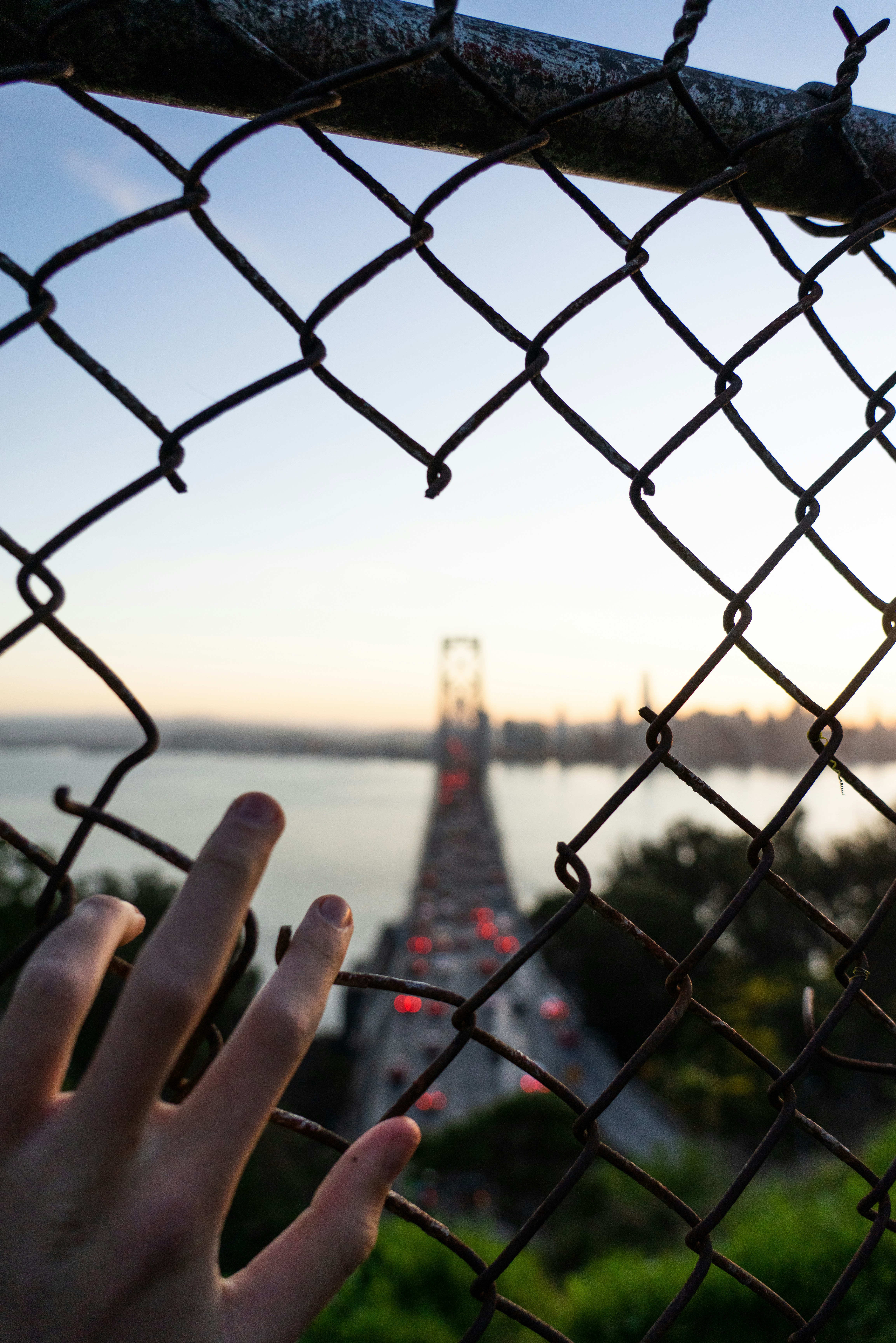 Foto Persona sosteniendo una valla metálica gris durante el día ...