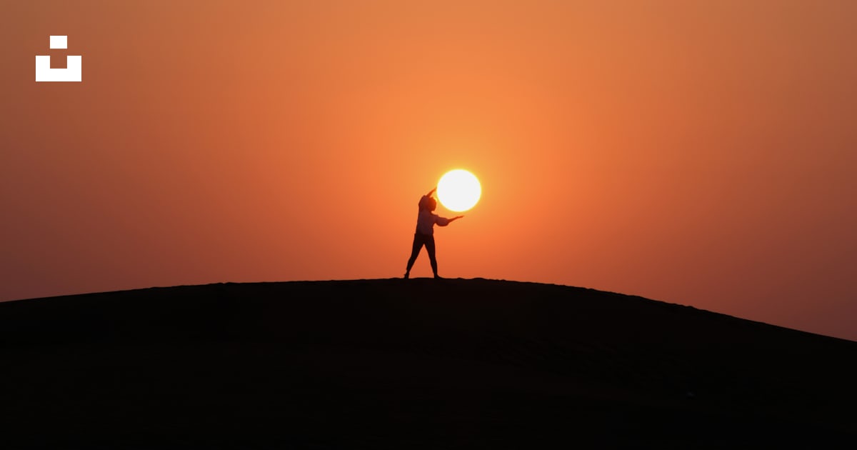 Silueta De La Persona De Pie En La Colina Durante La Puesta Del Sol