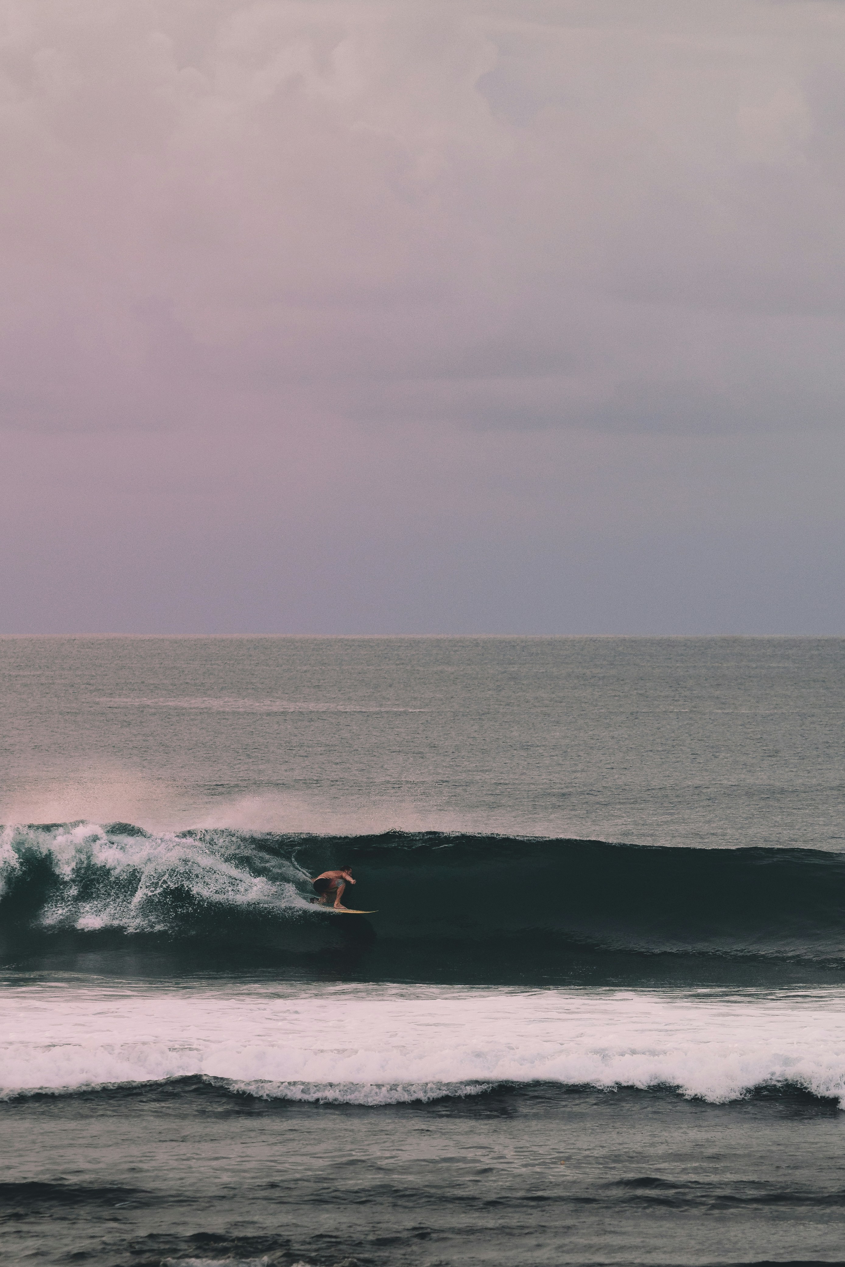 Persona surfeando sobre las olas del mar durante el día foto – Imagen ...