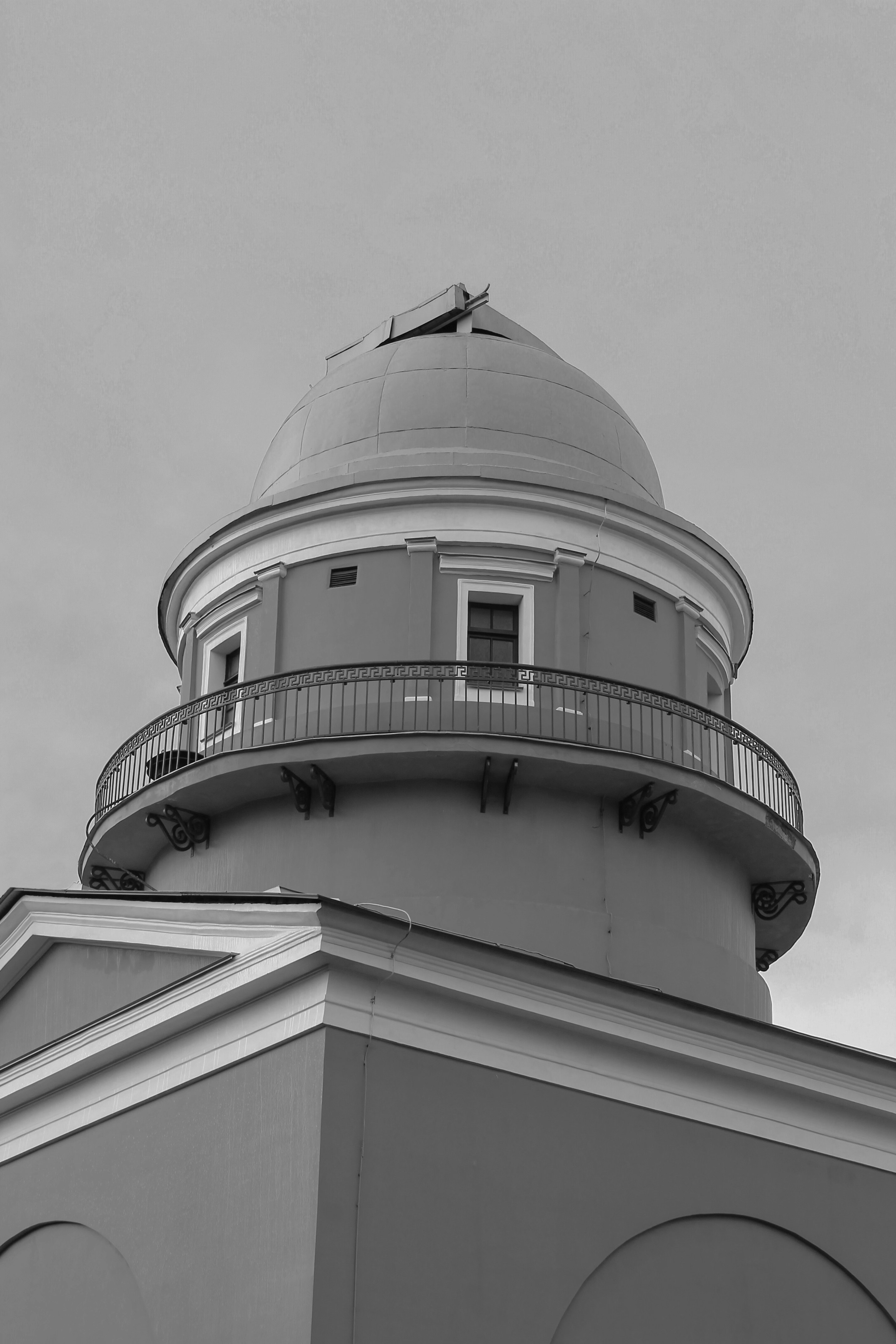 Dome Crest Observatory: A monochrome study of circular architecture
