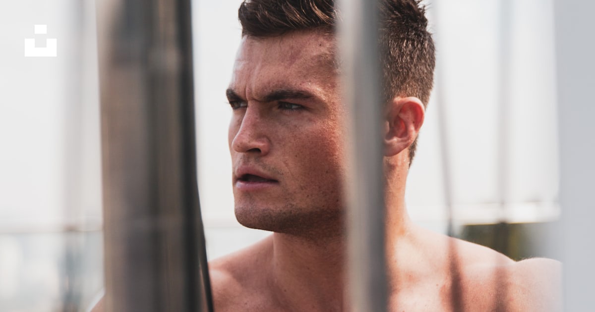 Homme Aux Seins Nus Sappuyant Sur Une Fenêtre En Verre Photo Photo
