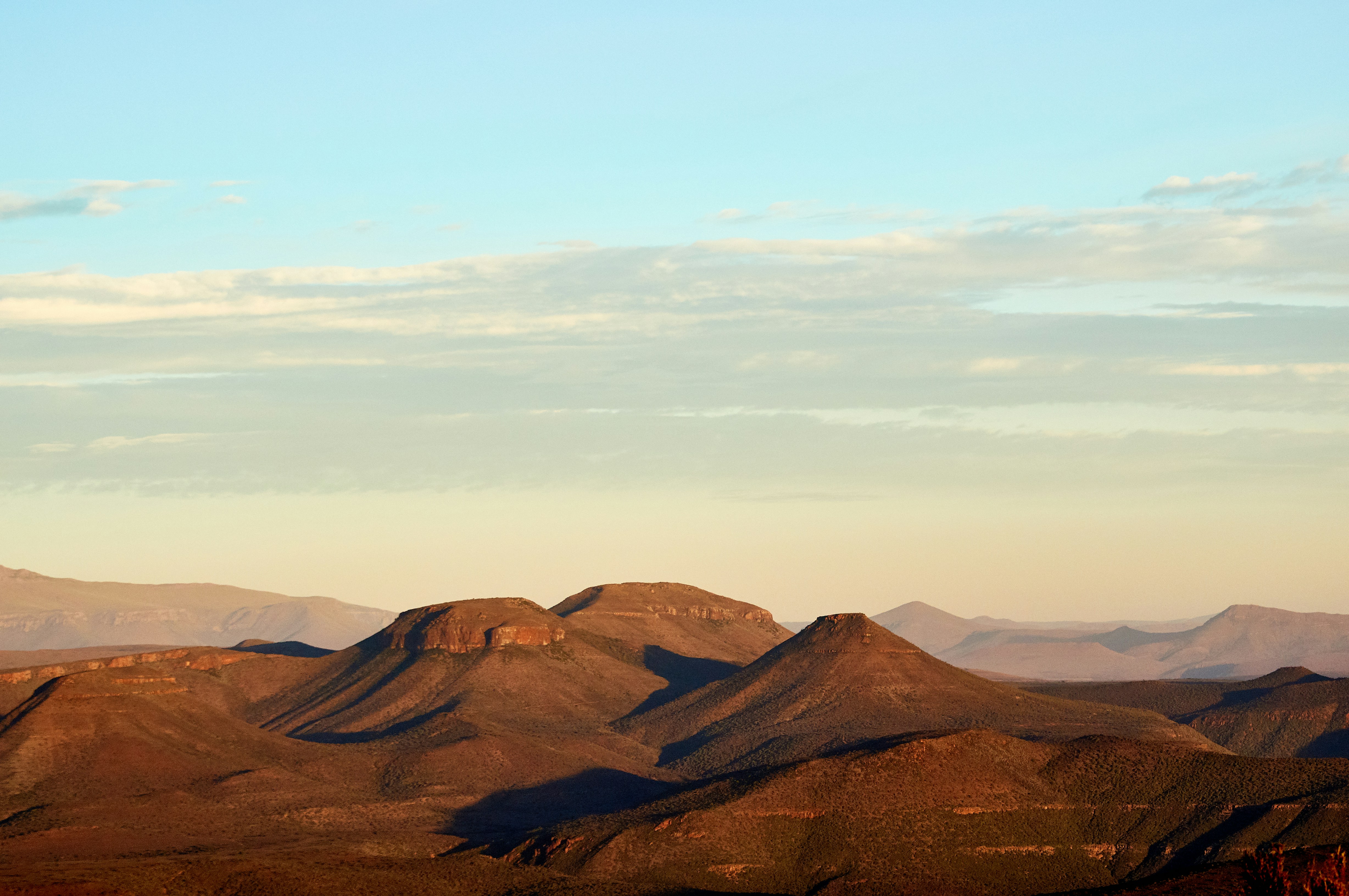 Montagne brune sous des nuages blancs pendant la journée photo – Photo ...