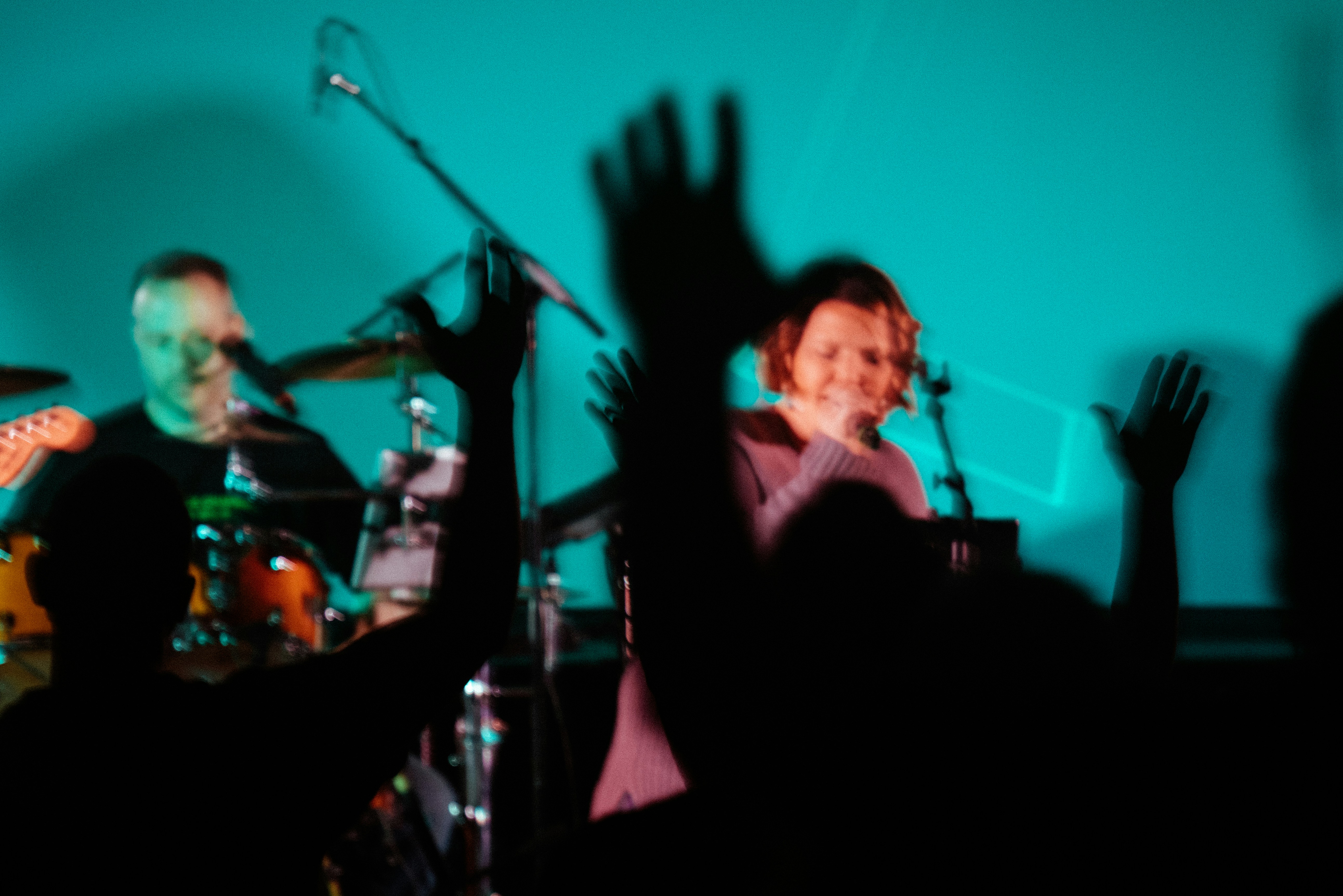 woman in black long sleeve shirt singing on stage
