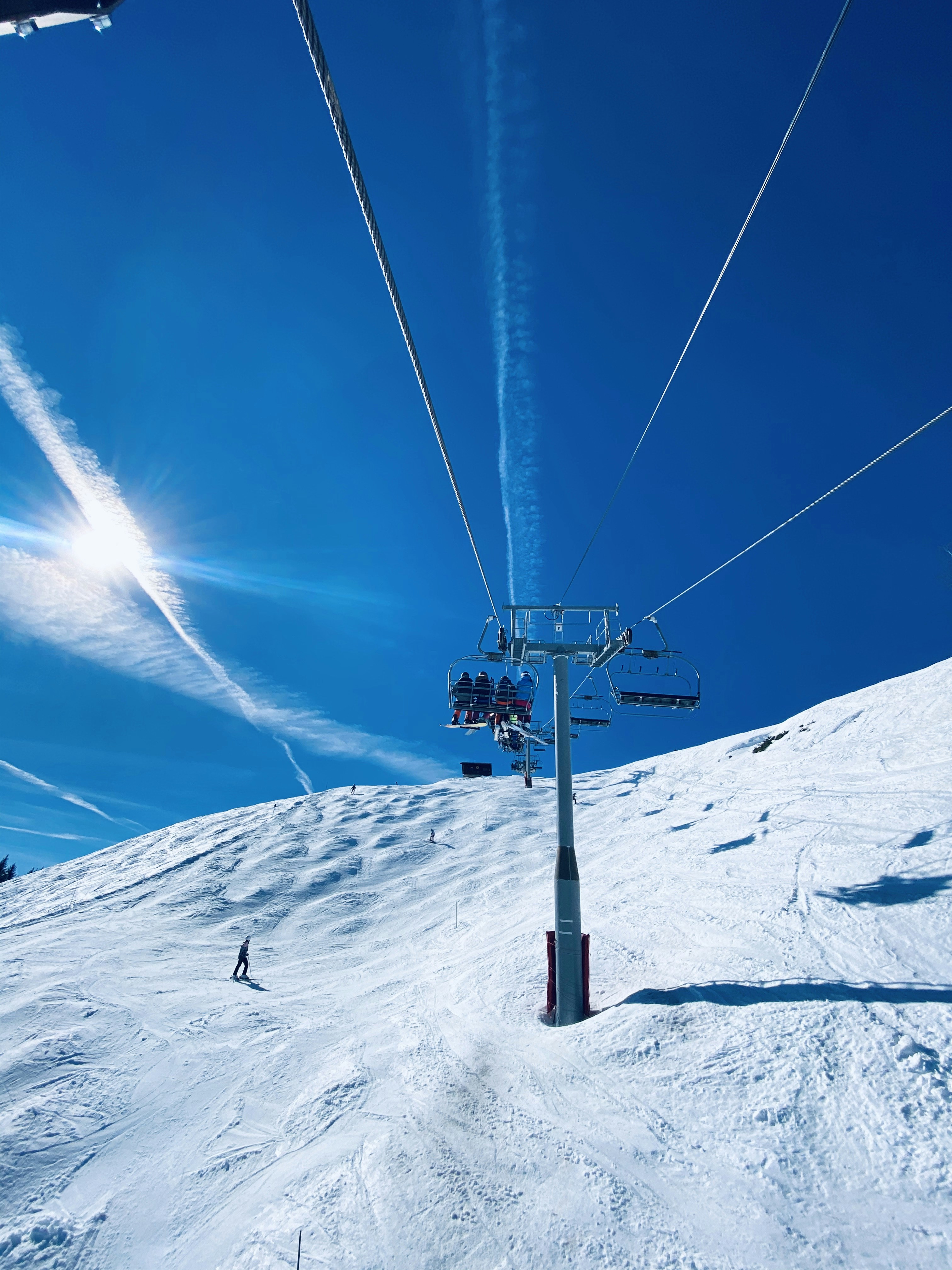 Teleférico sobre la montaña cubierta de nieve durante el día foto ...