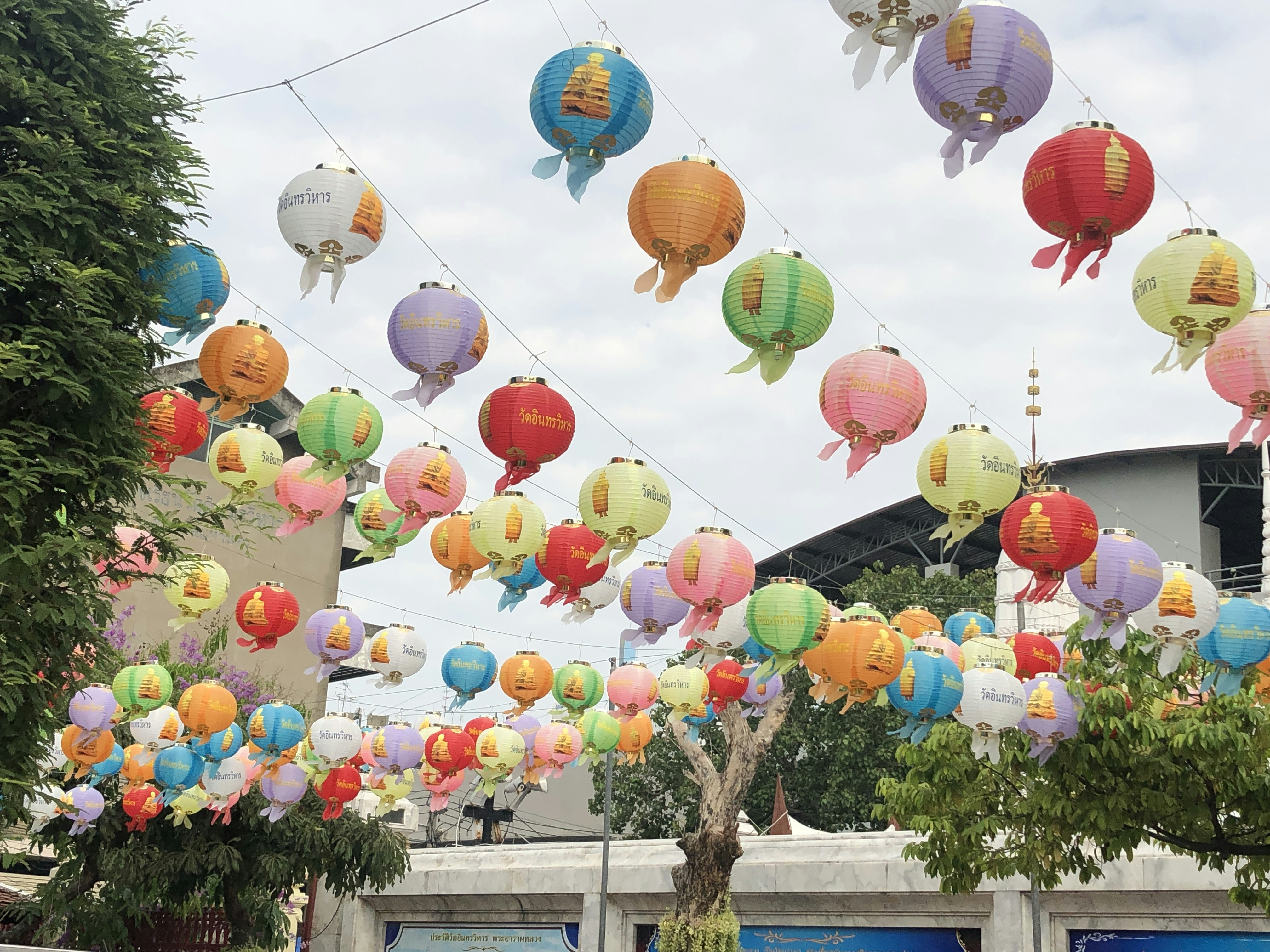 Globos variados en la calle foto – Imagen de Festival gratuita en Unsplash