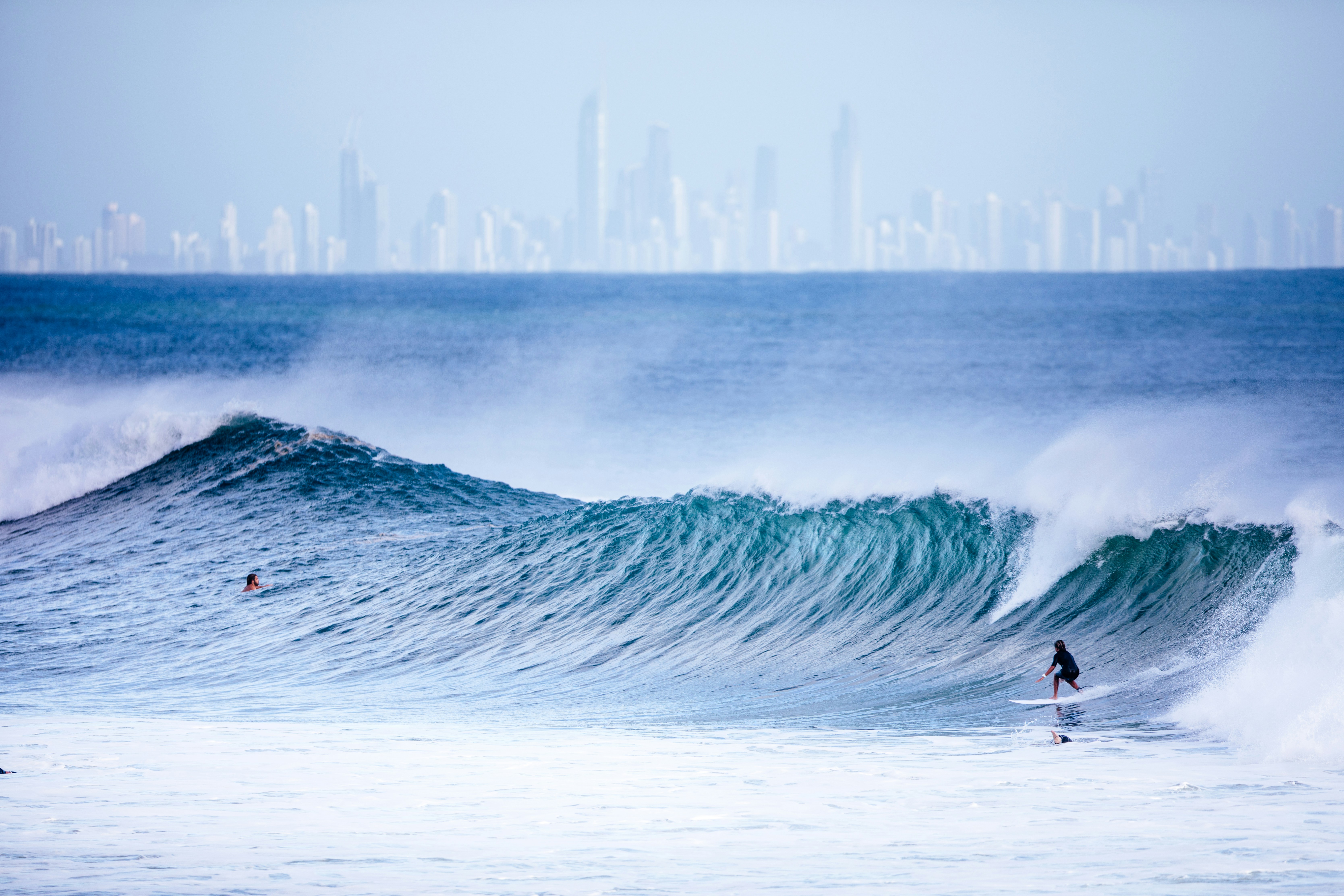 Persona surfeando sobre las olas del mar durante el día foto – Imagen ...