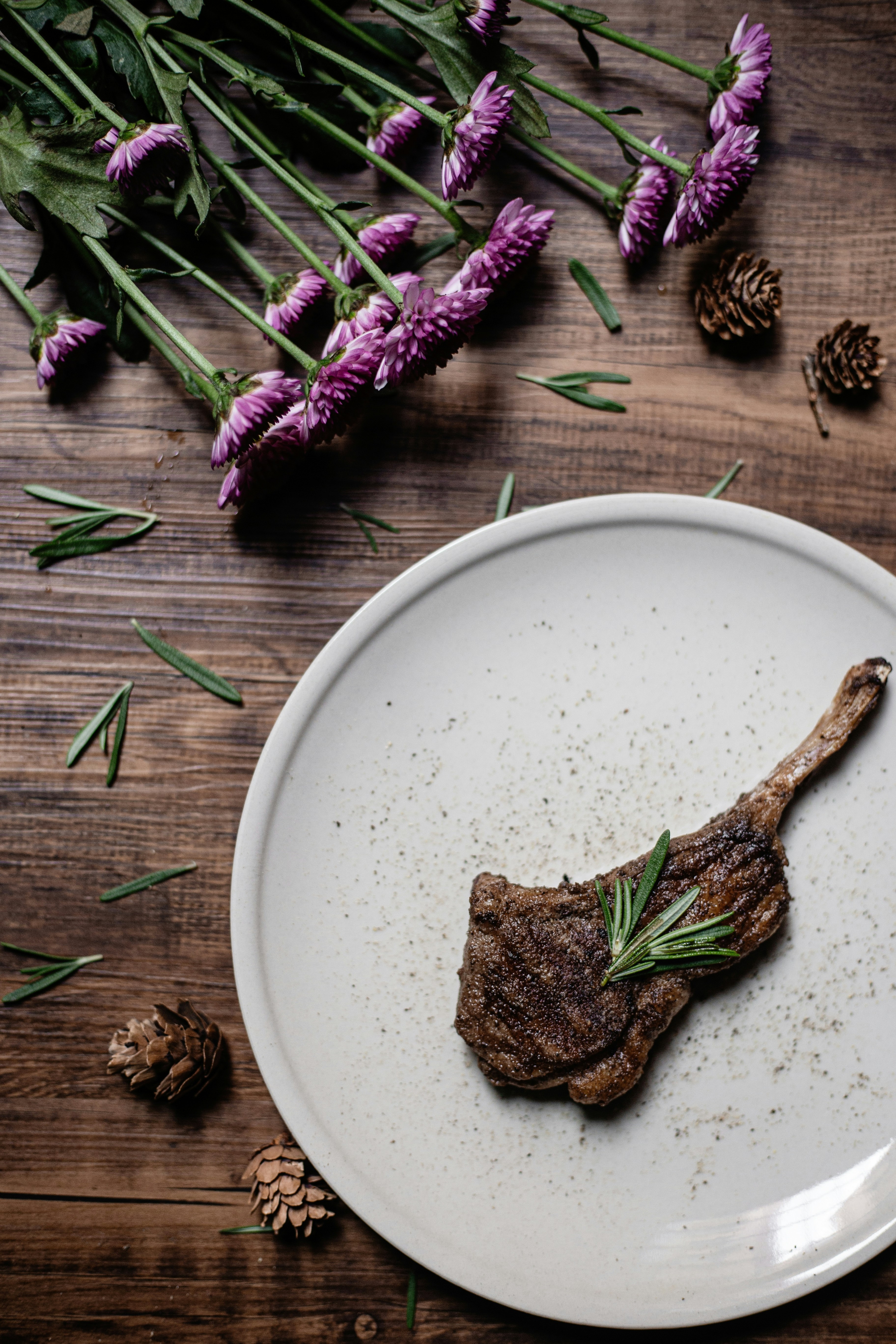 Foto Comida marrón en plato de cerámica blanca – Imagen Grigio gratis ...