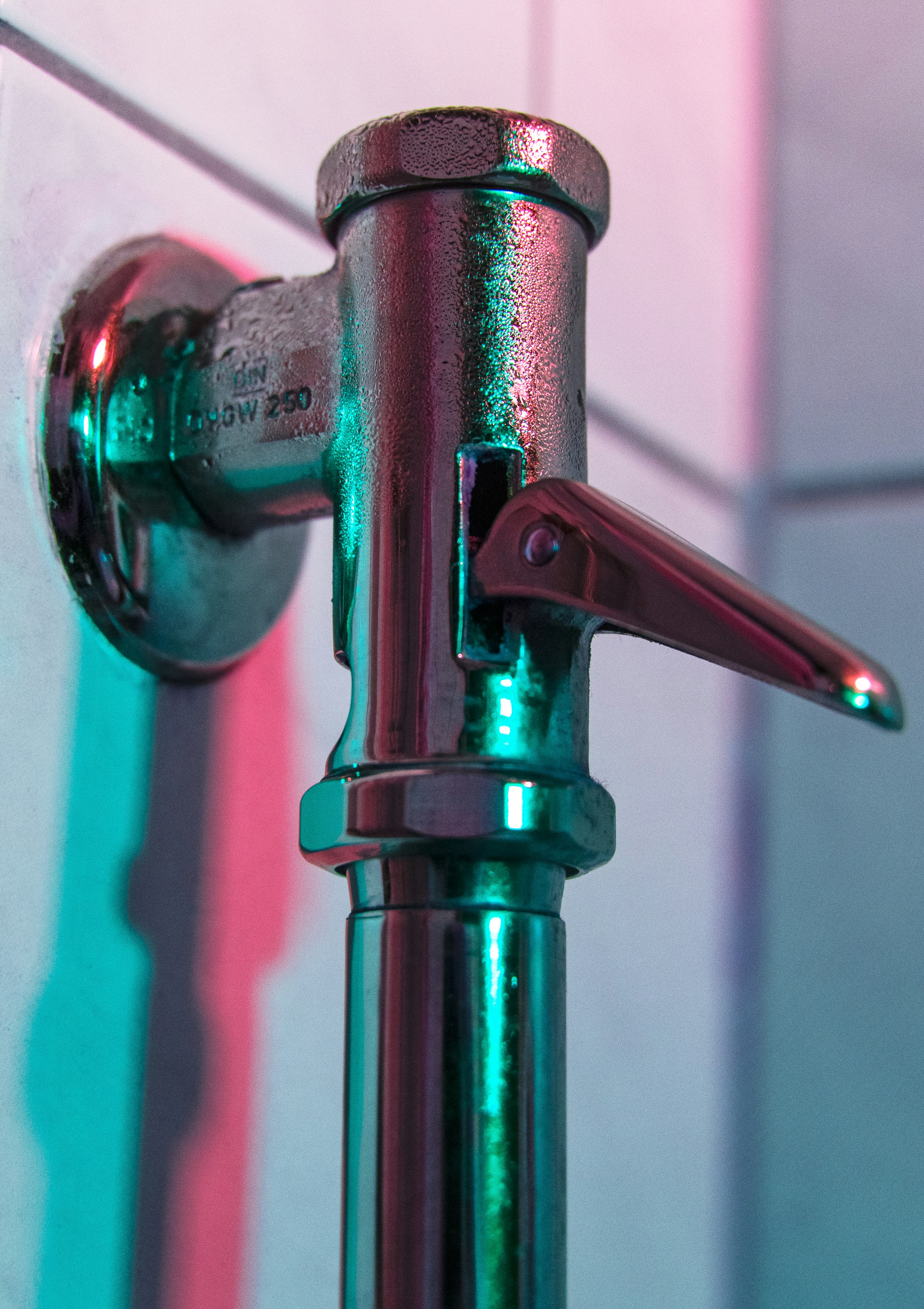 Gray metal pipe with handle photo – Free Sink Image on Unsplash