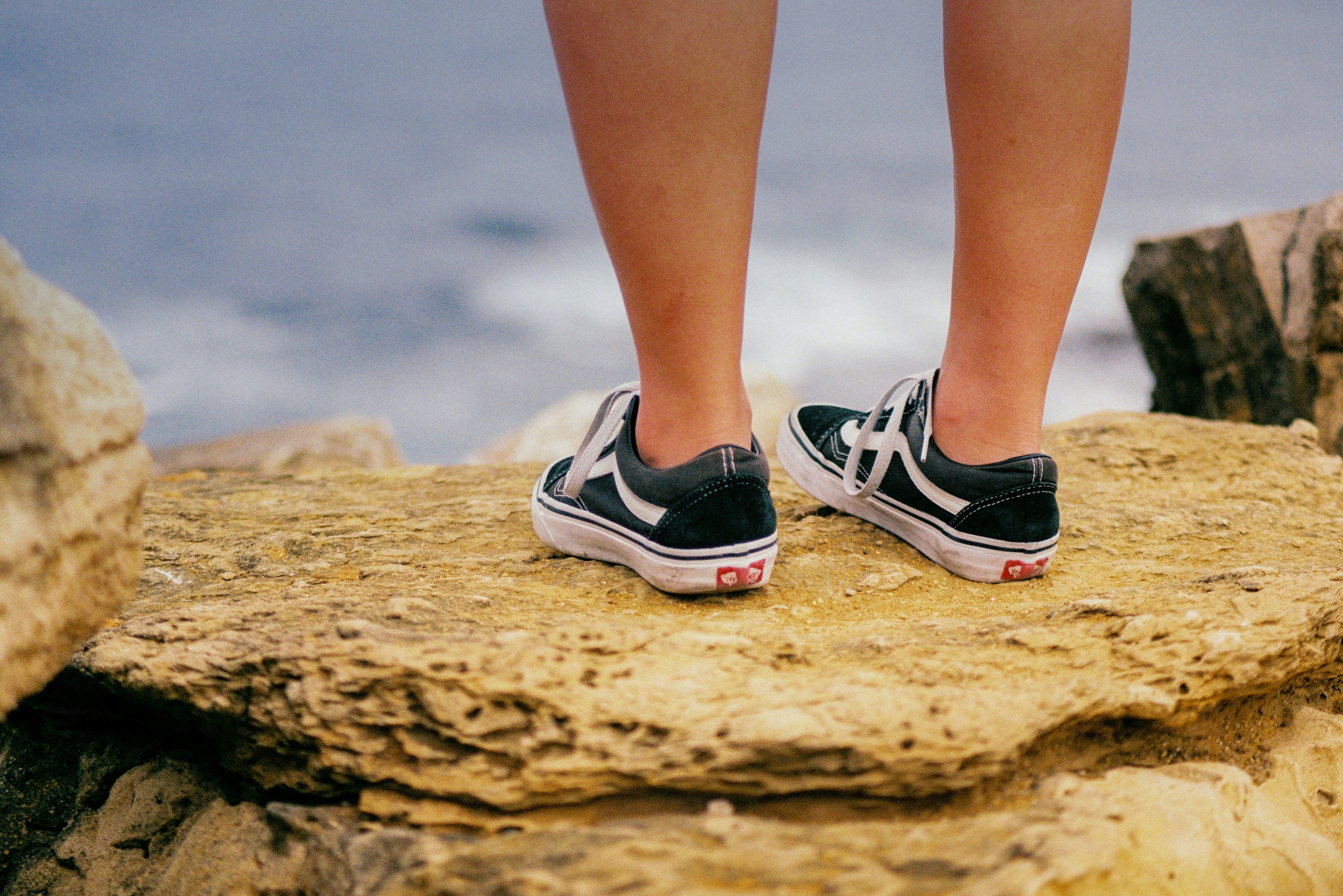 Rock-Edge Sneakers: Quiet Focus at the Sea's Threshold