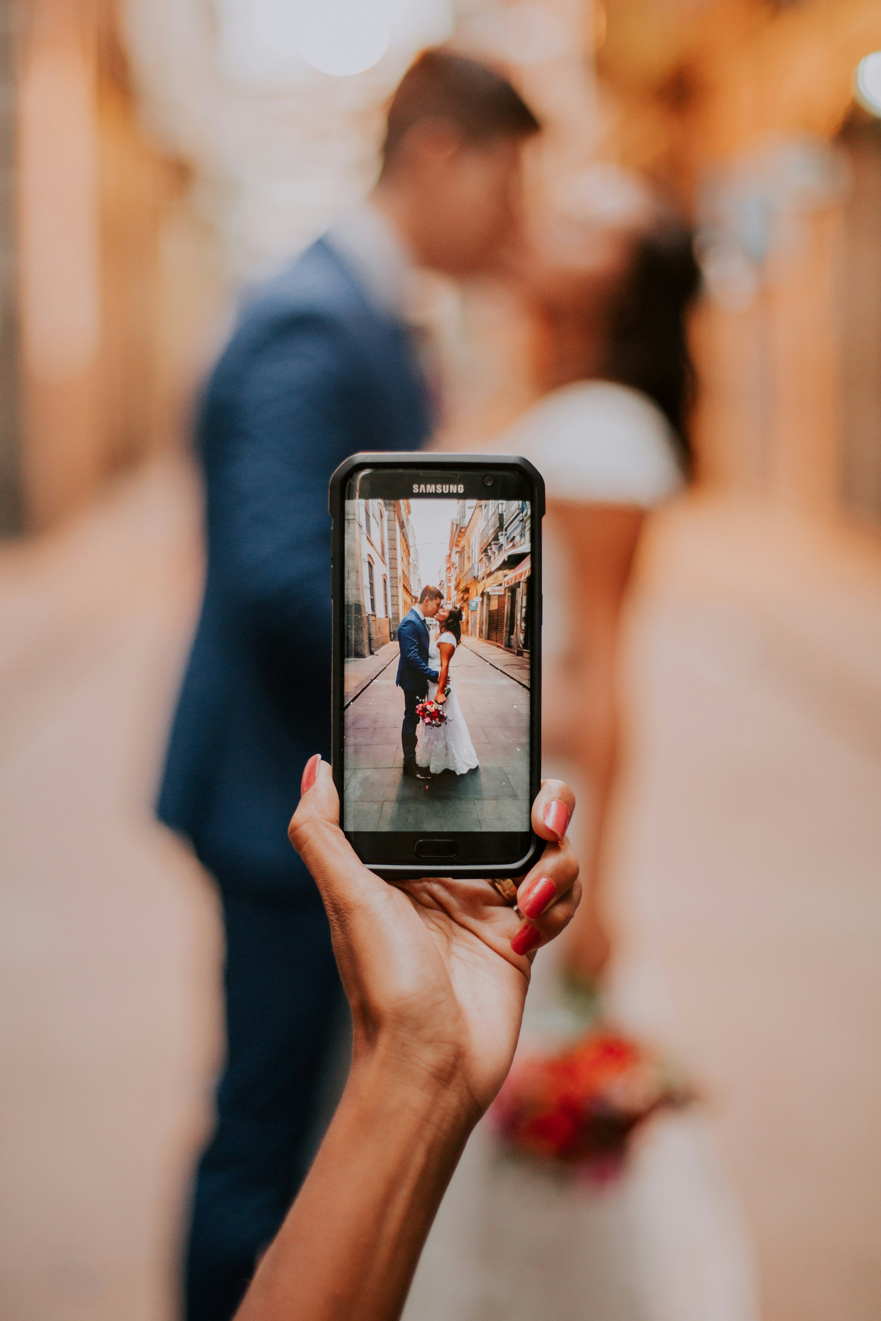 Urban Vows Framed in Glass: A City Street Kiss Through a Smartphone