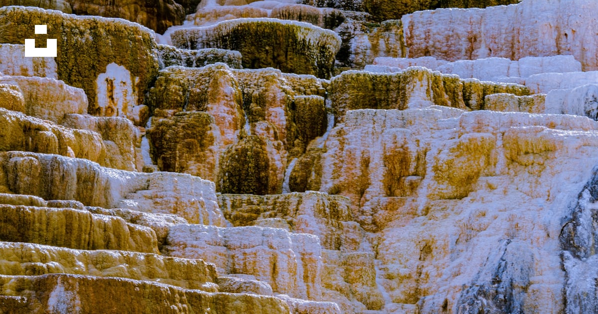 昼間の青空の下での茶色の岩層の写真 Unsplashの畑の無料画像