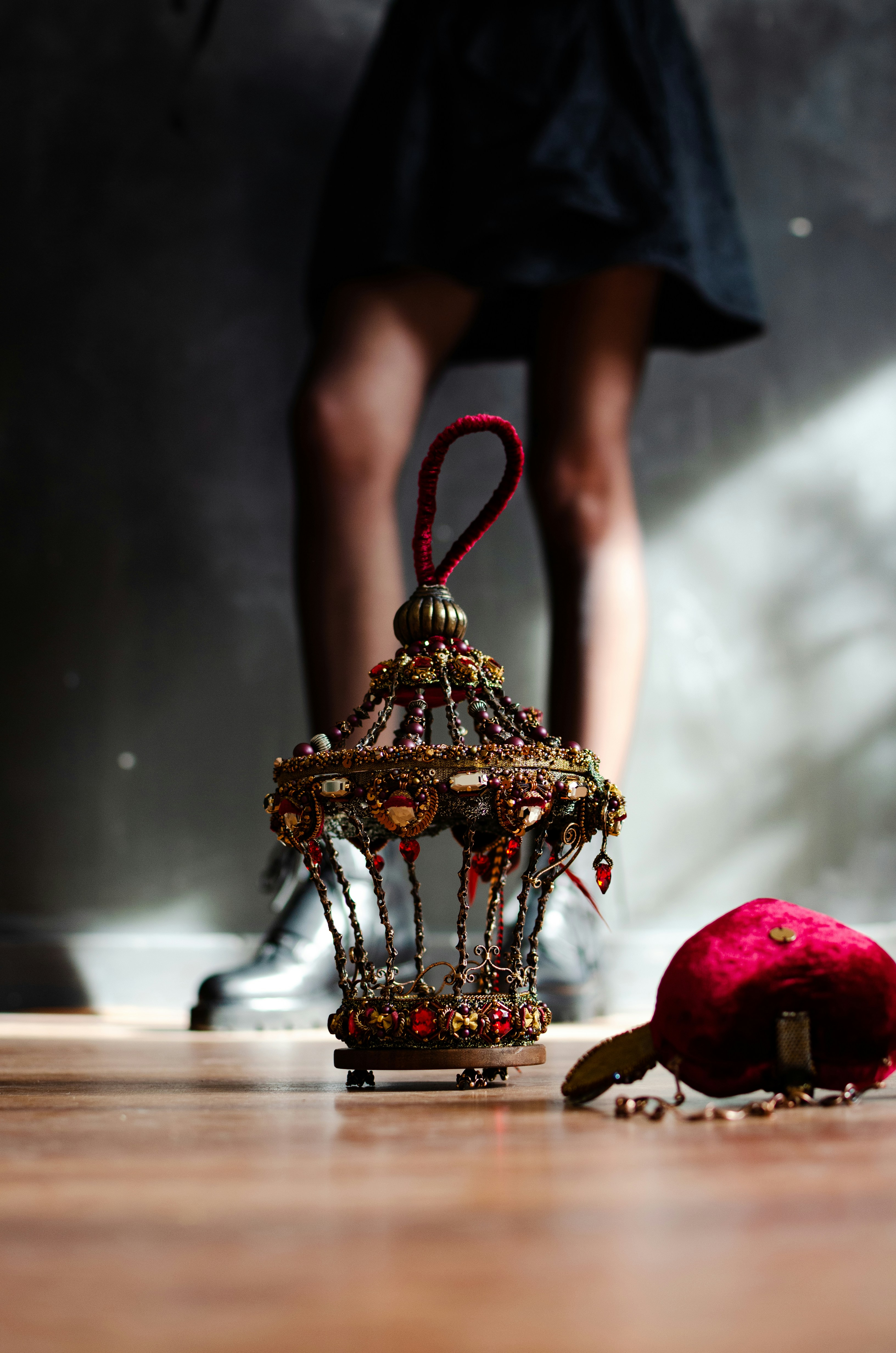Regal Linger: A Tiny Crown and the Shadow of Steps