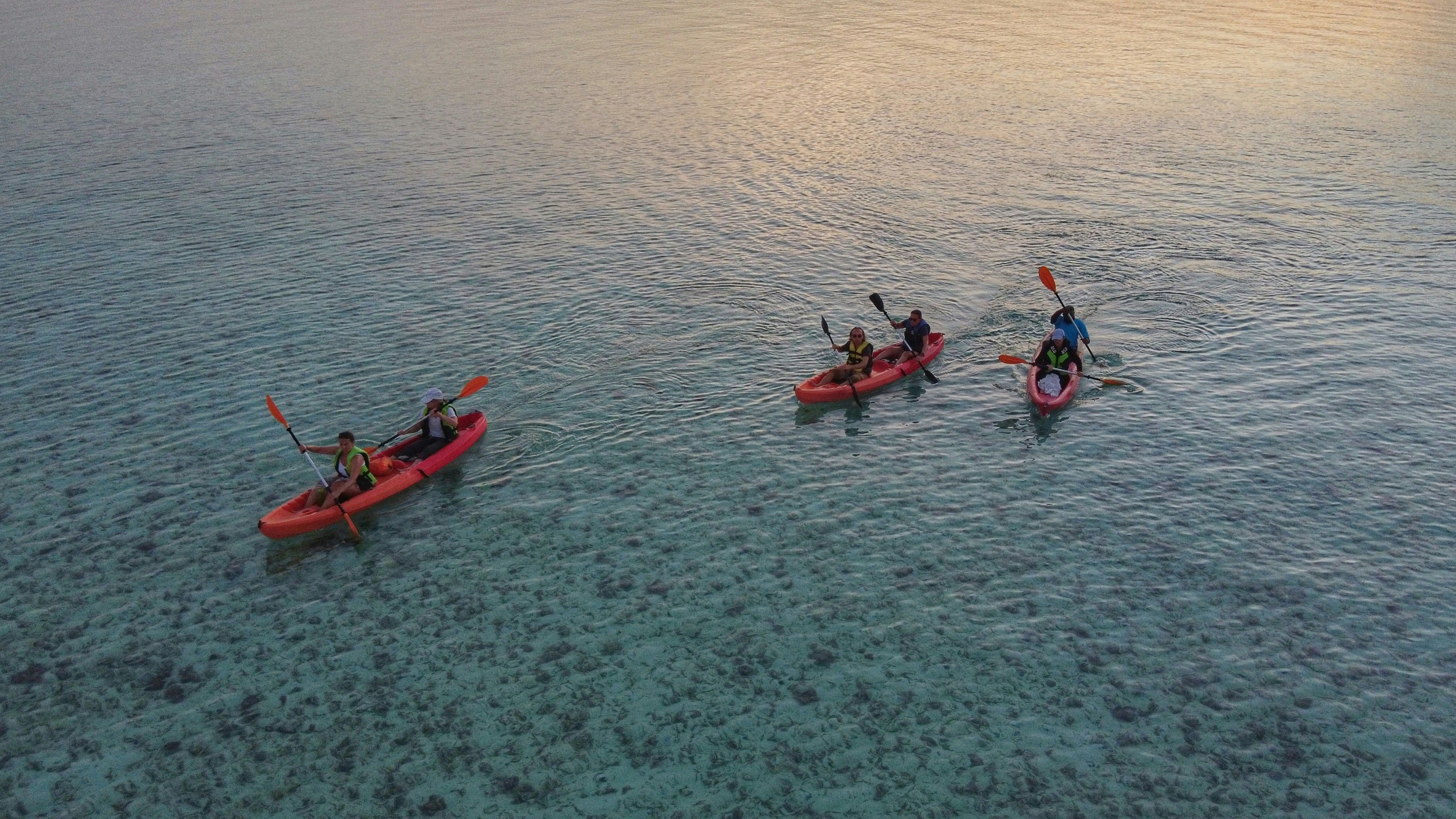 2 personnes à bord d’un kayak rouge sur un plan d’eau pendant la ...