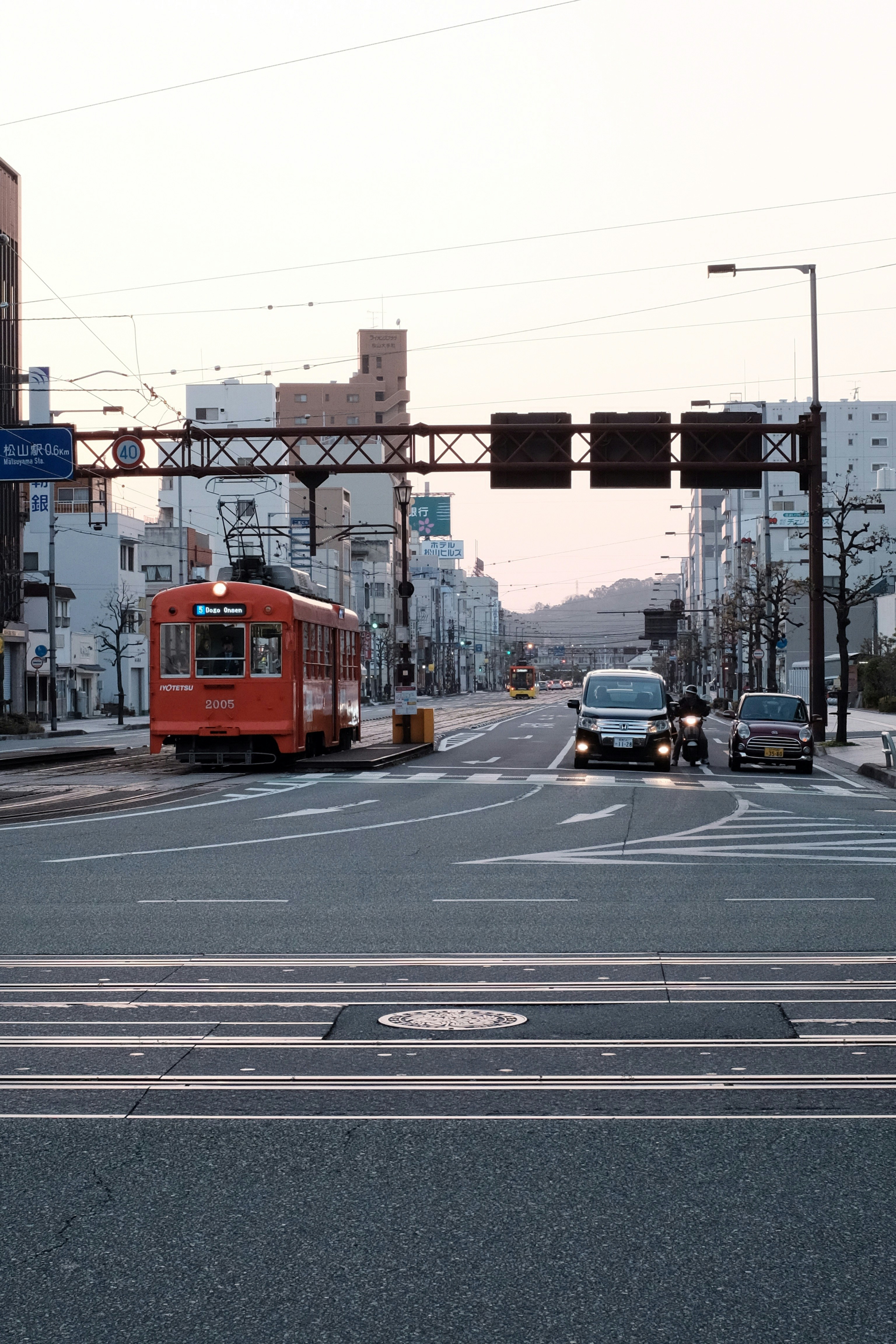 Rot-schwarzer Bus tagsüber unterwegs Foto – Kostenloses Bild zum Thema ...