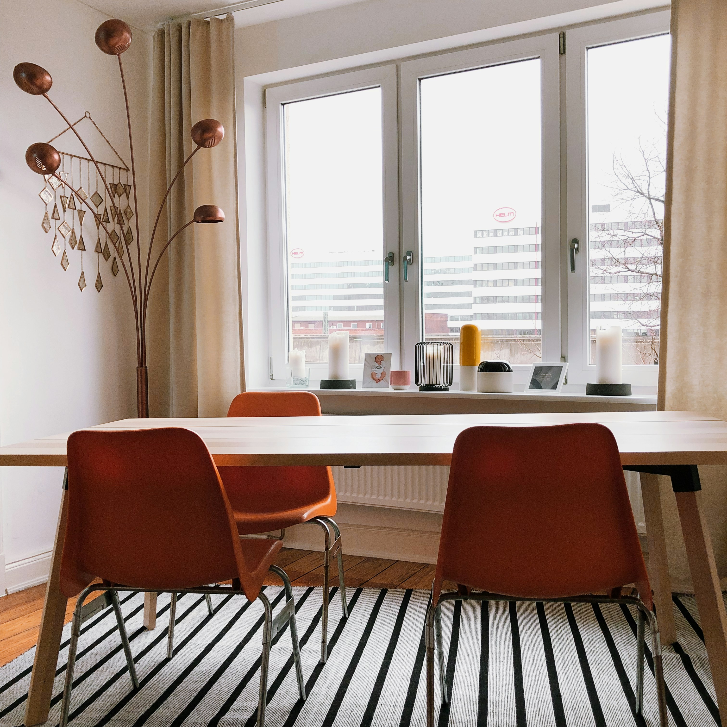 Red and black chairs and table near window photo – Free Deutschland ...