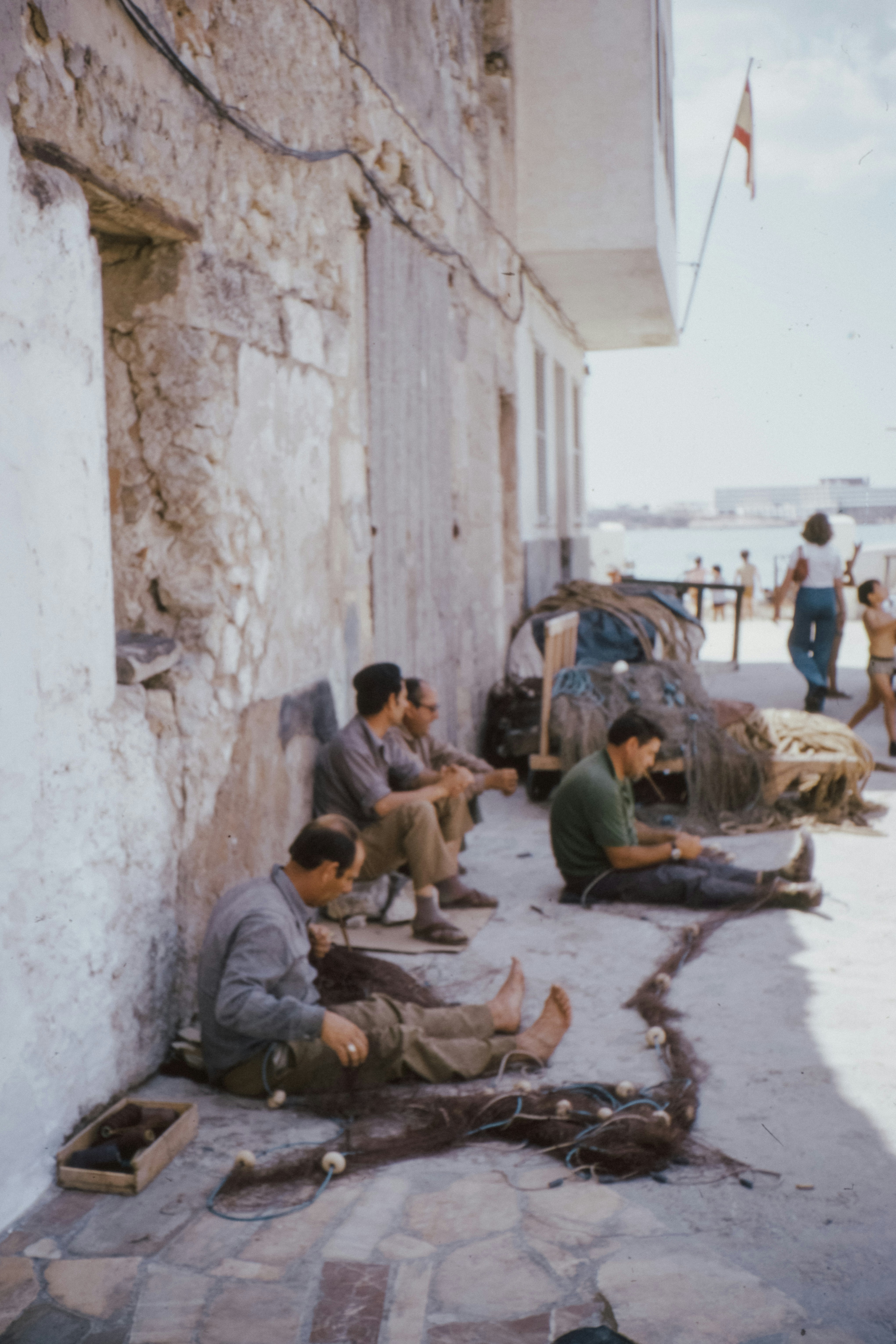 People sitting on ground during daytime photo – Free Grey Image on Unsplash