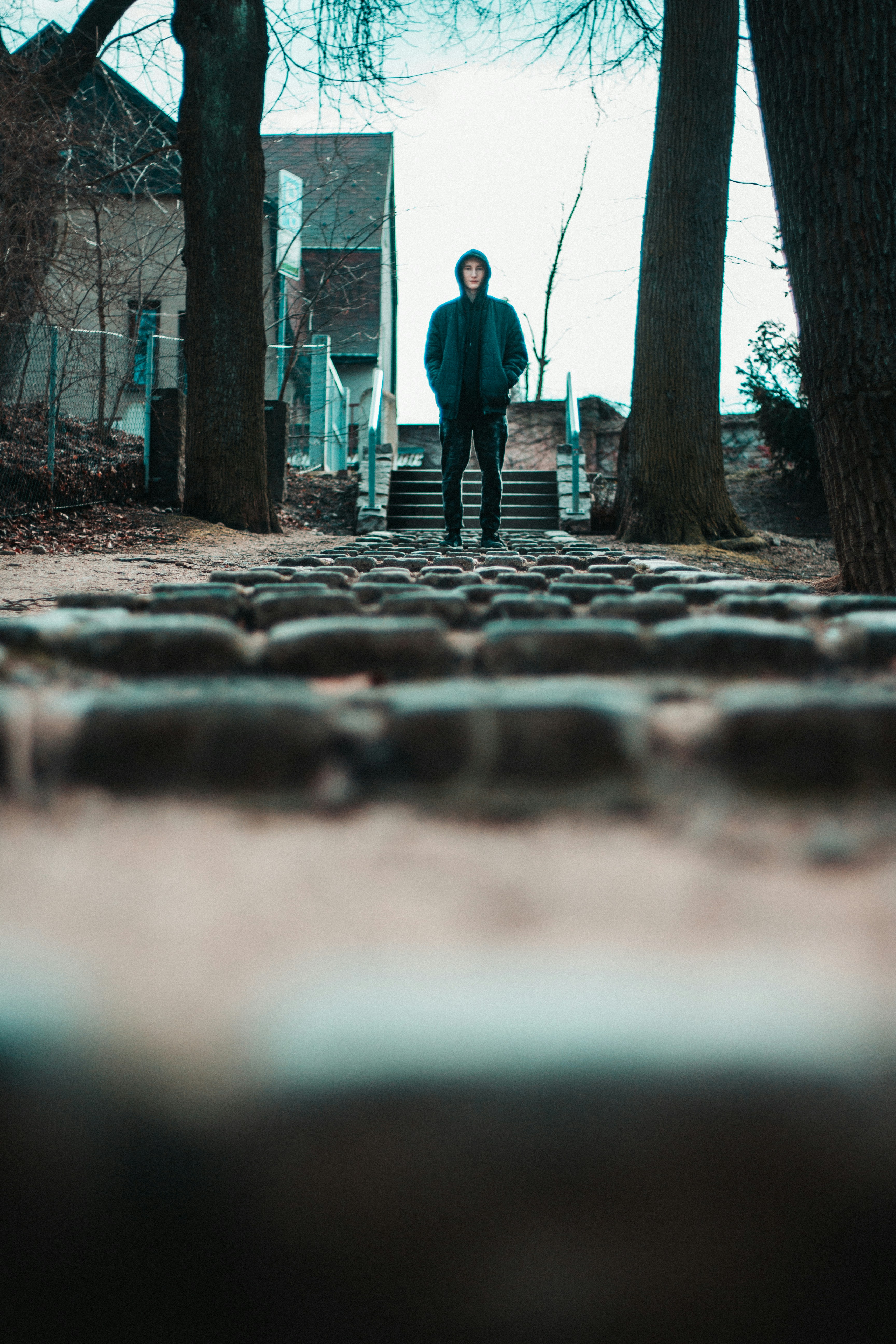 Hombre con chaqueta azul caminando por el camino foto – Imagen de ...