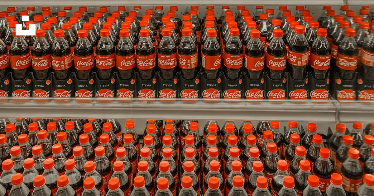 Foto Botella de Coca Cola en el estante – Imagen Coca-Cola gratis en ... Foto Botella de Coca Cola en el estante – Imagen Coca-Cola gratis en ...