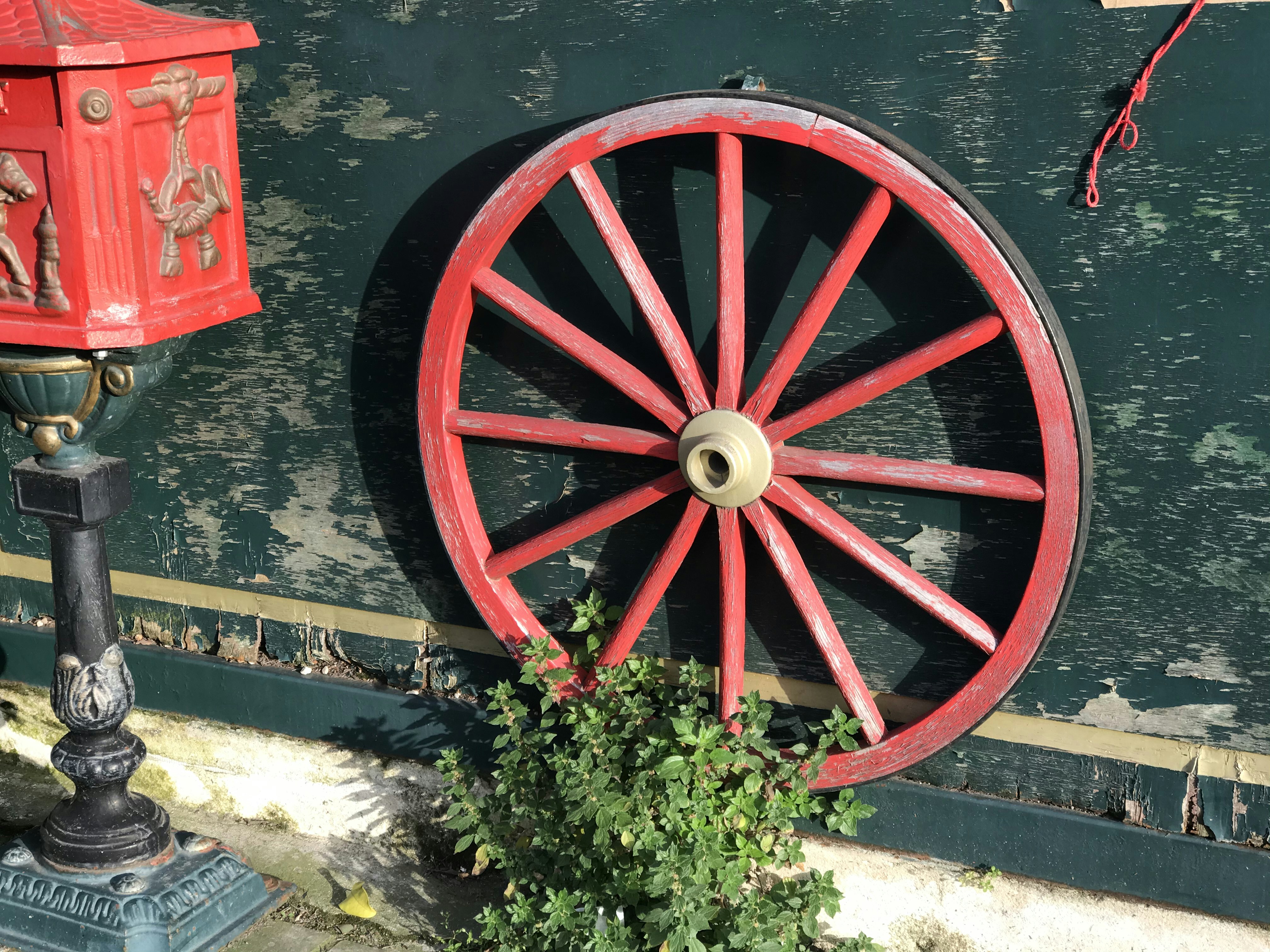 Roue rouge sur un mur en bois vert photo – Photo Ελλάδα Gratuite sur ...