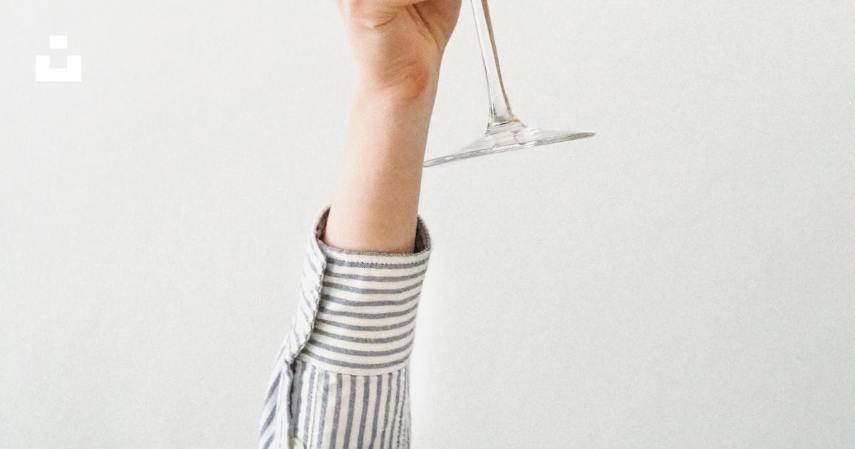 투명한 음료수 잔을 들고 있는 분 사진 Unsplash의 무료 미니멀리즘 이미지