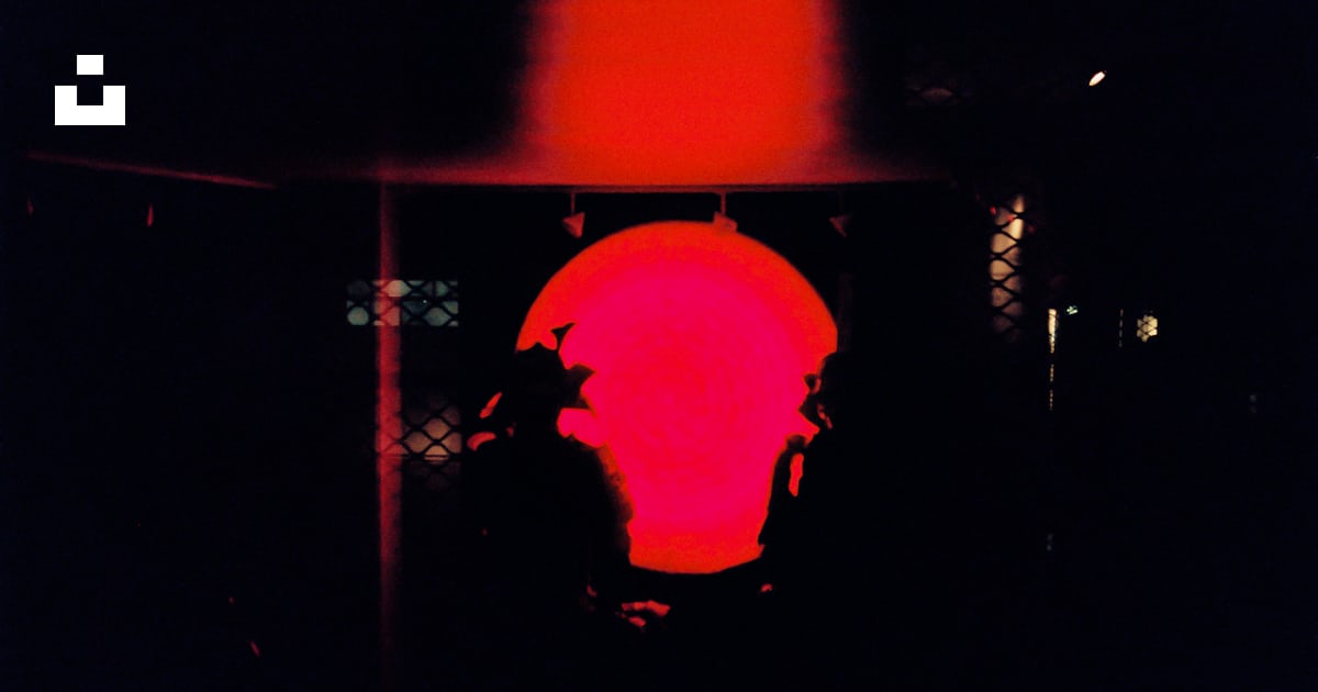 Silueta De La Persona De Pie Cerca De La Ventana Foto Imagen De Rojo