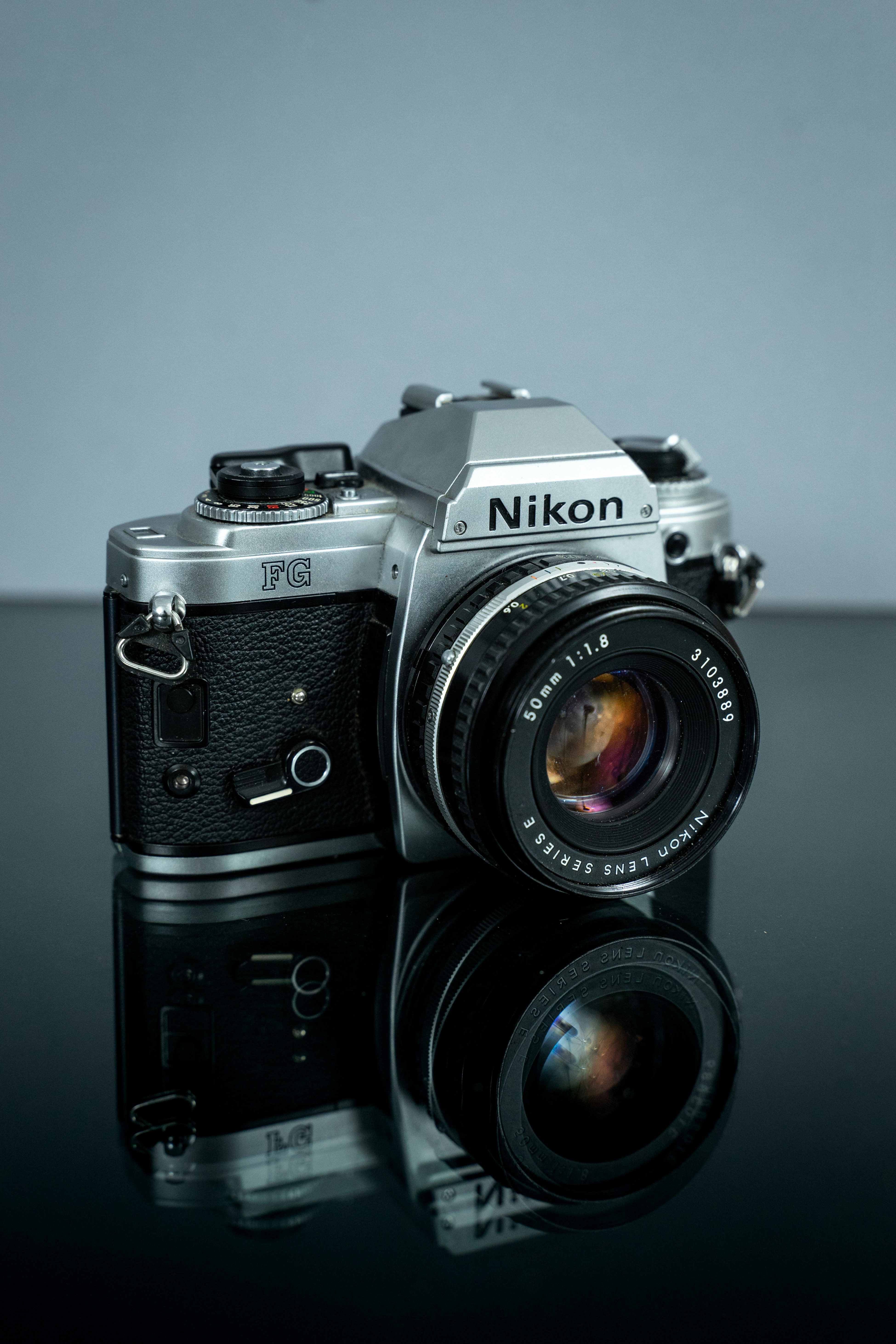 Black nikon dslr camera on white table photo – Free Grey Image on Unsplash