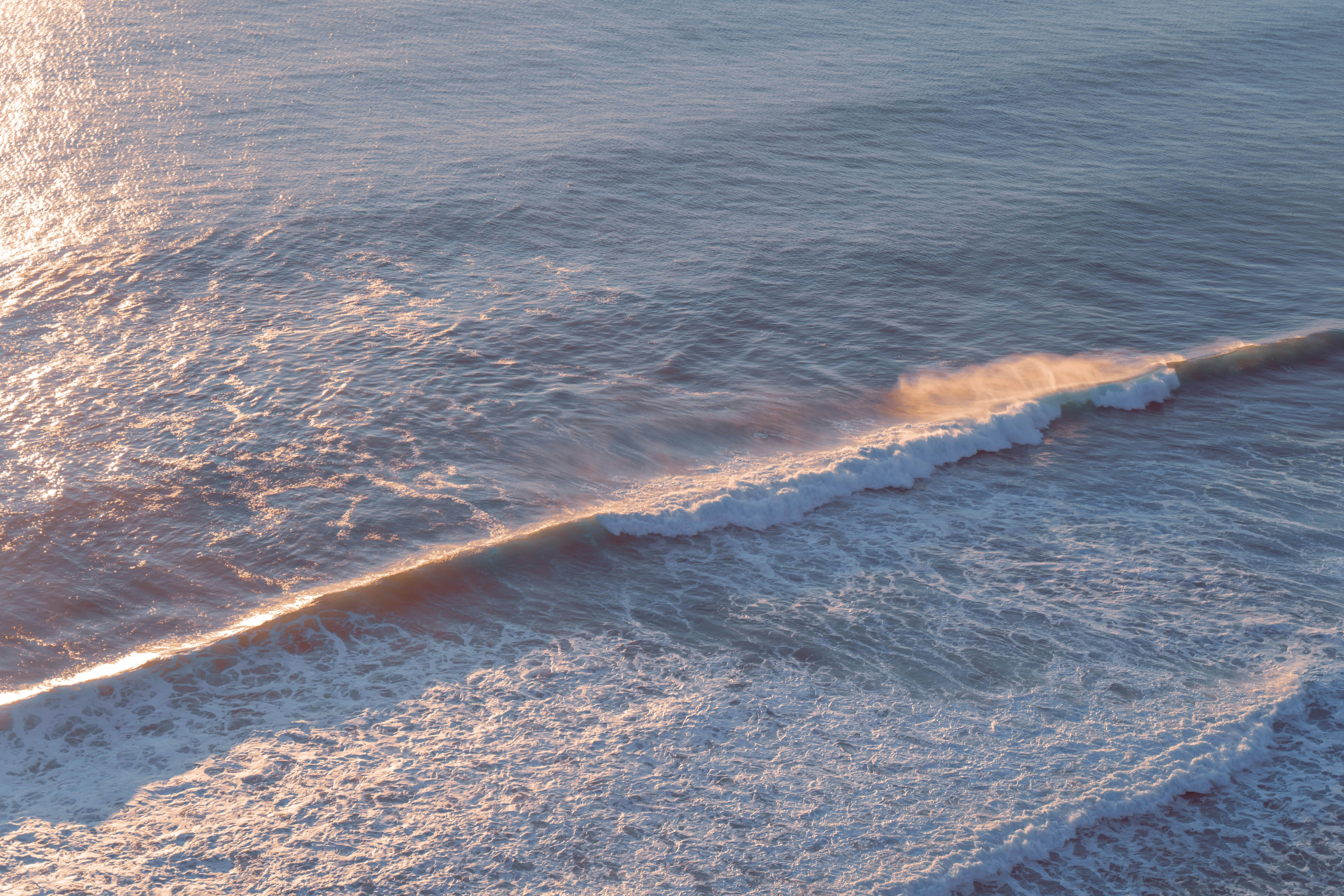 Vue aérienne des vagues de l’océan photo – Photo Gris Gratuite sur Unsplash