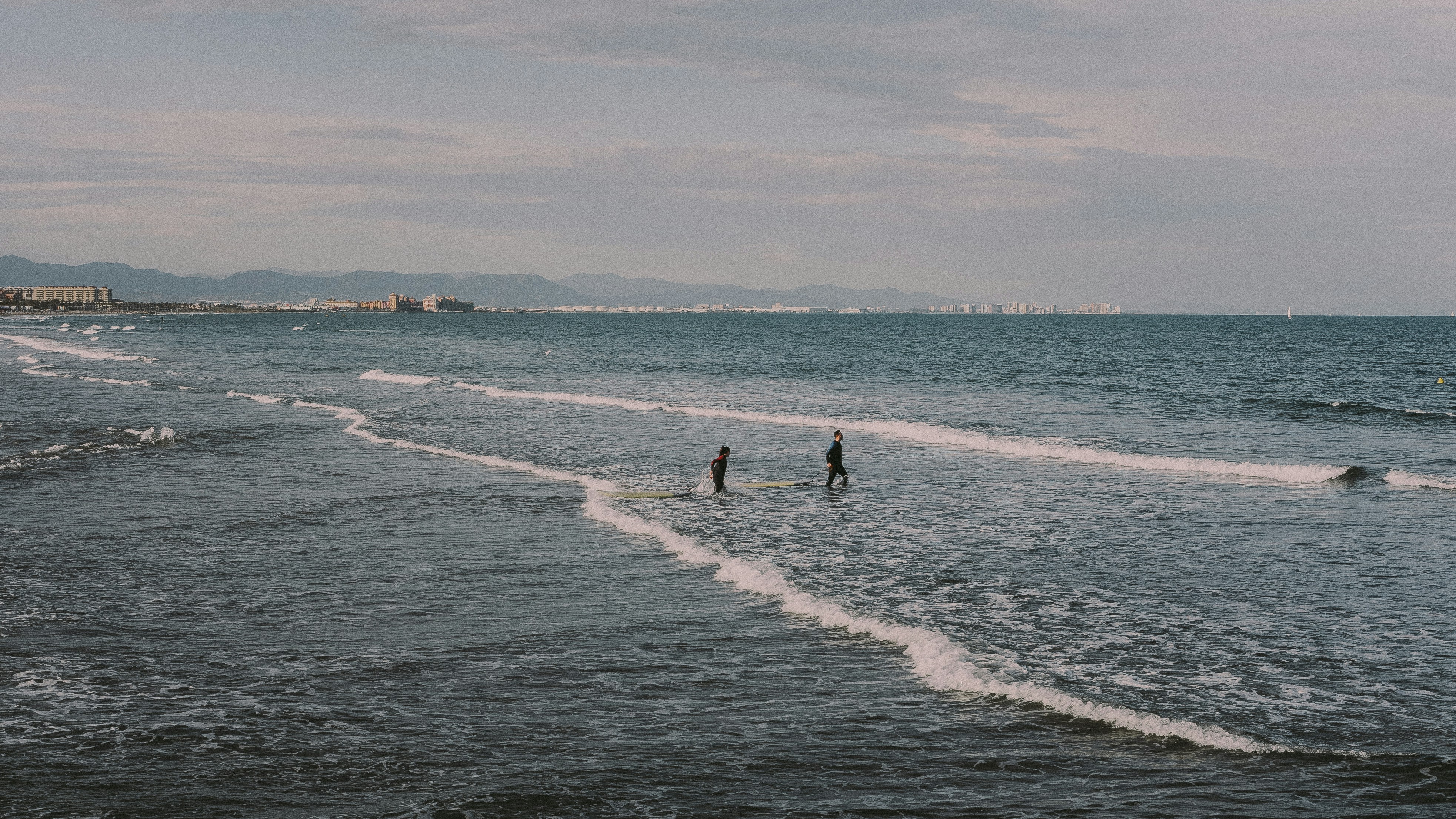 2 personas surfeando sobre las olas del mar durante el día foto ...