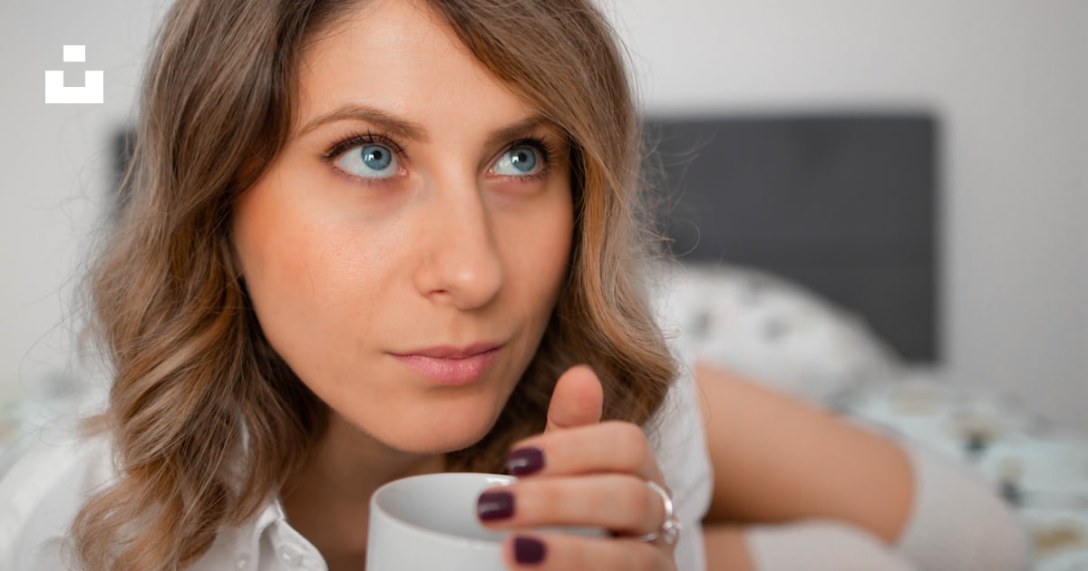 白い陶器のマグカップを持つ白いシャツの女性の写真 Unsplashの無料グレー写真