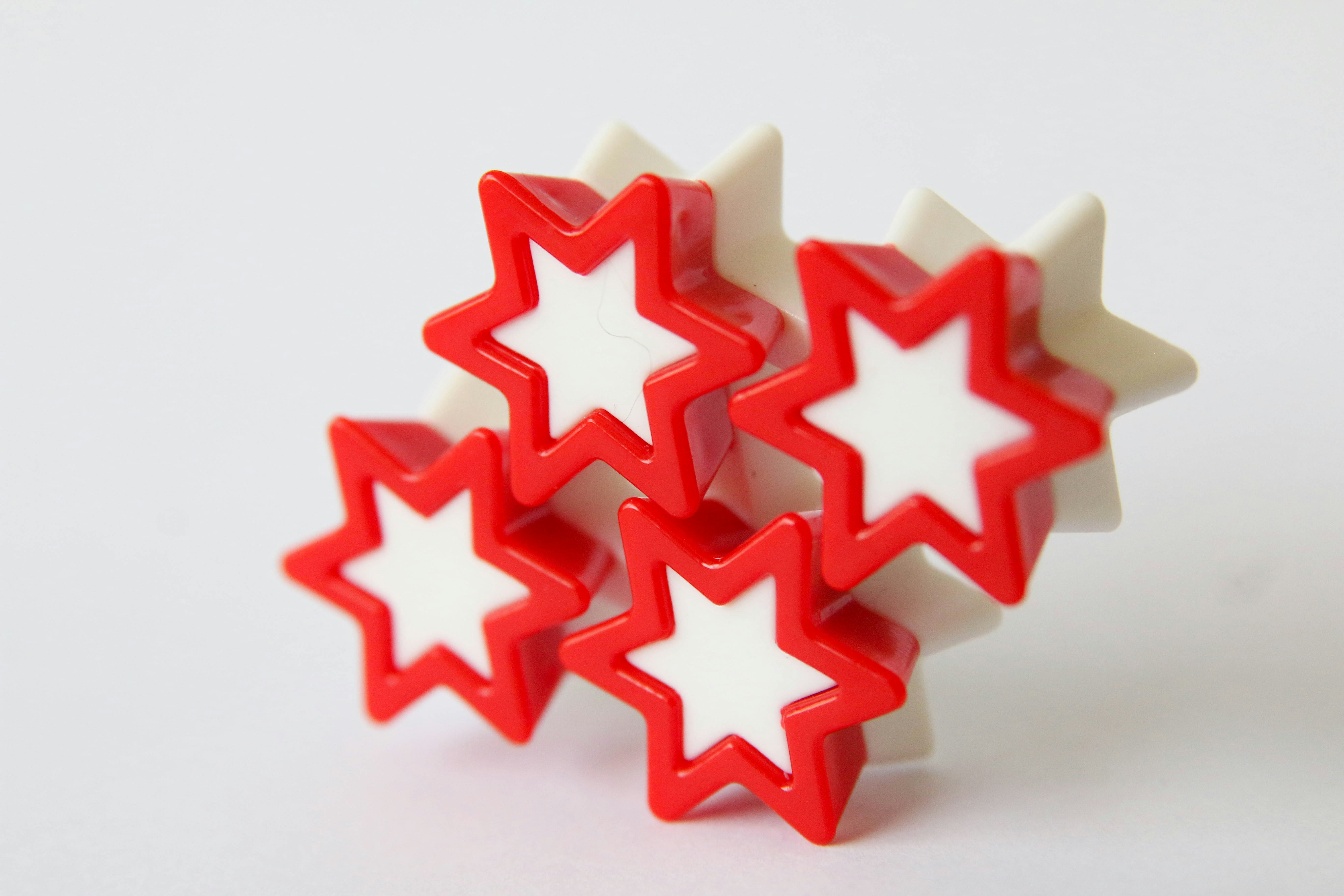 Red Star Symmetry: A Cluster of Jewel-like Snow-White Centers
