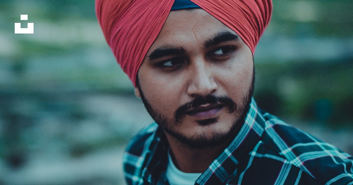 Foto Hombre Con Camisa De Cuadros Azul Y Roja Y Gorro De Punto Azul
