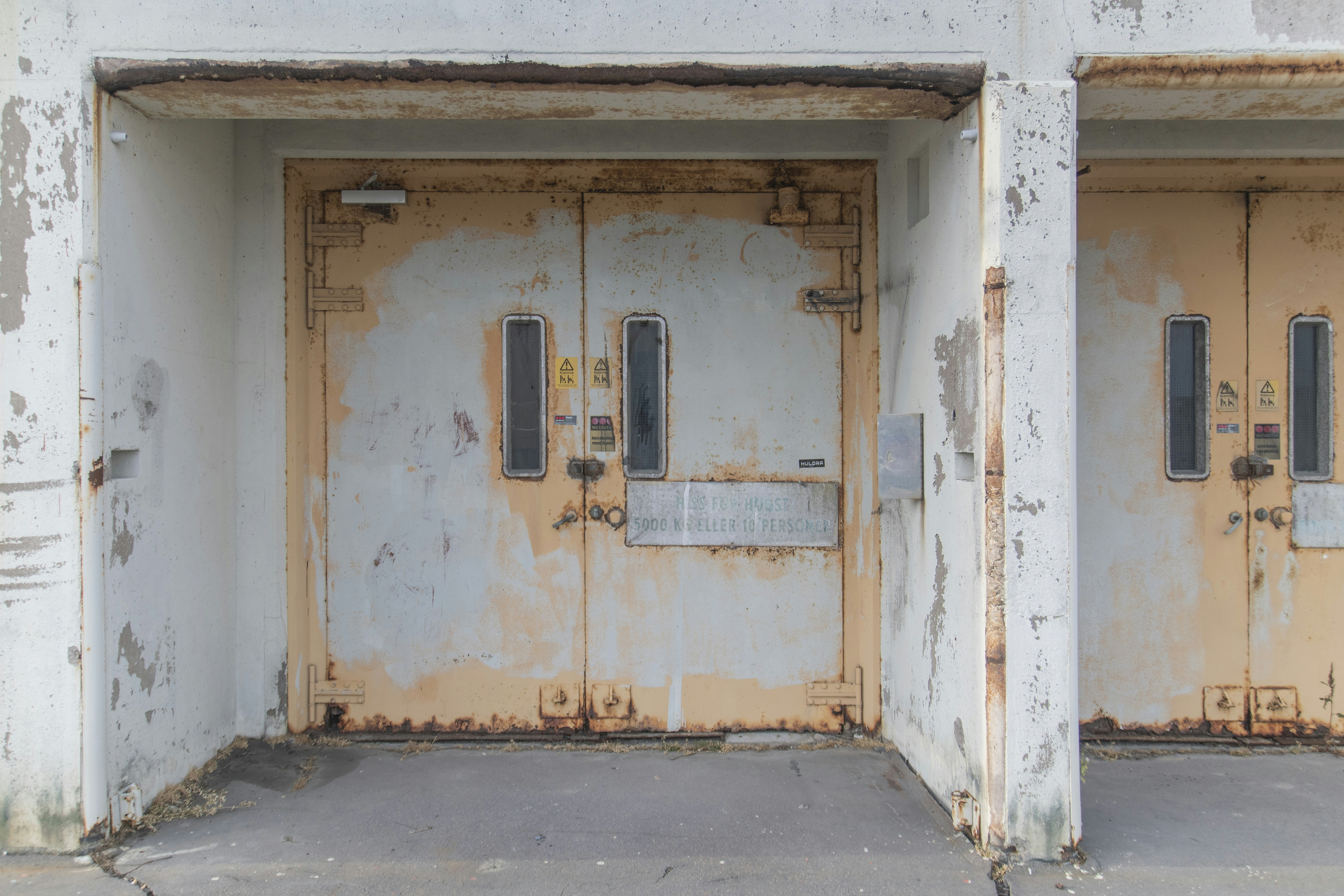 Loading Dock Pictures | Download Free Images on Unsplash