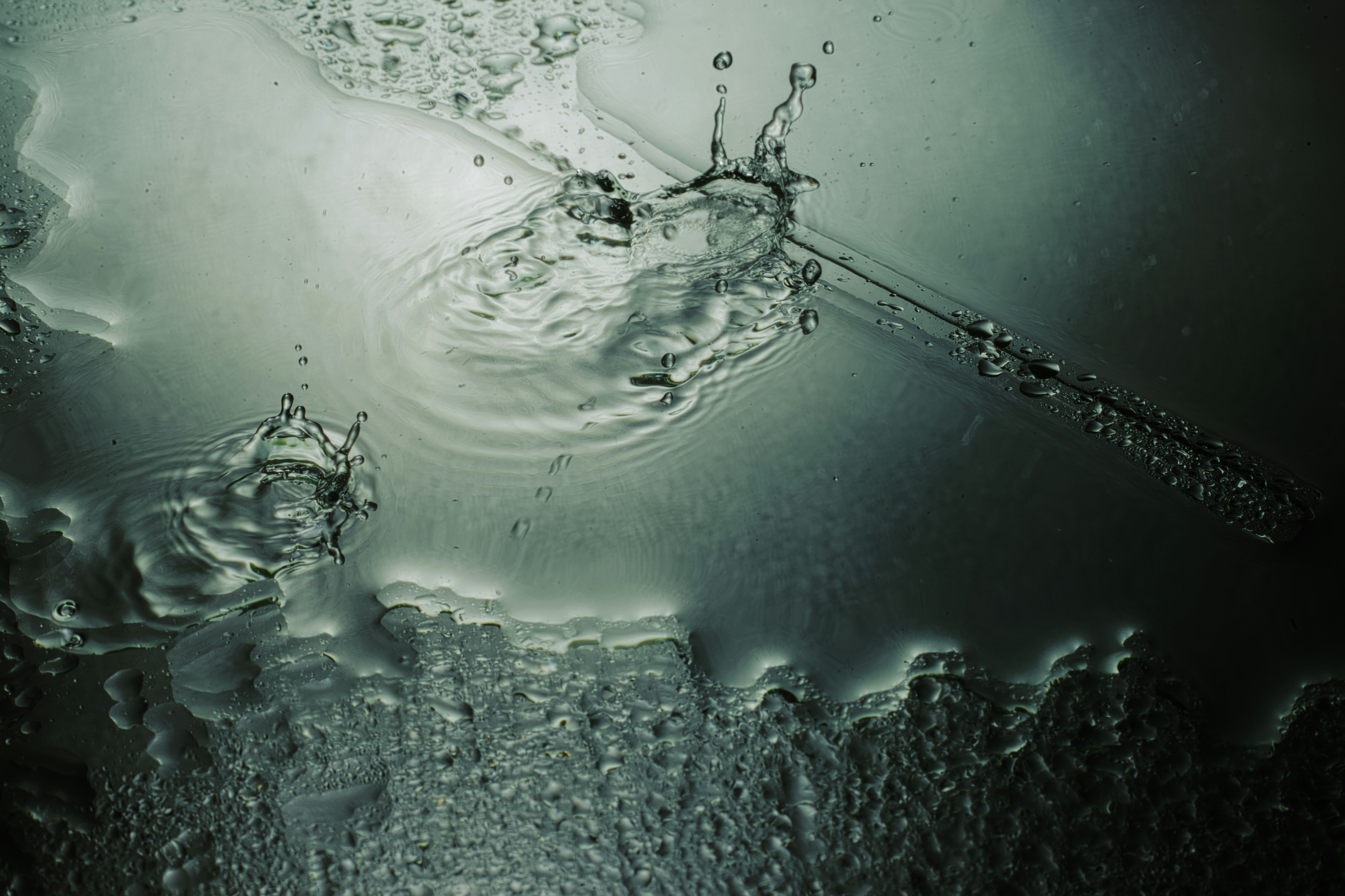 Freeze-frame Ripple: Ice Echoes on a Glassy Surface