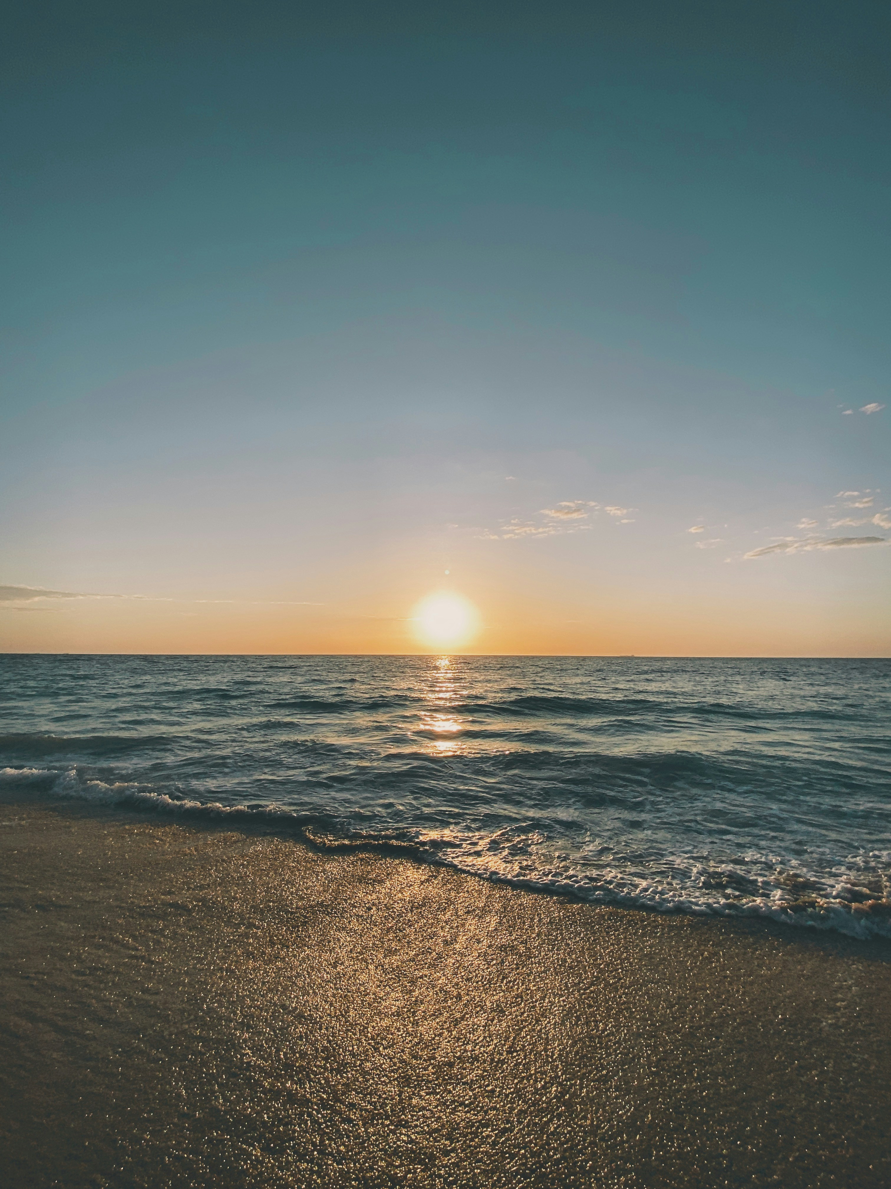 Sea waves crashing on shore during sunset photo – Free Floreat beach Image on Unsplash