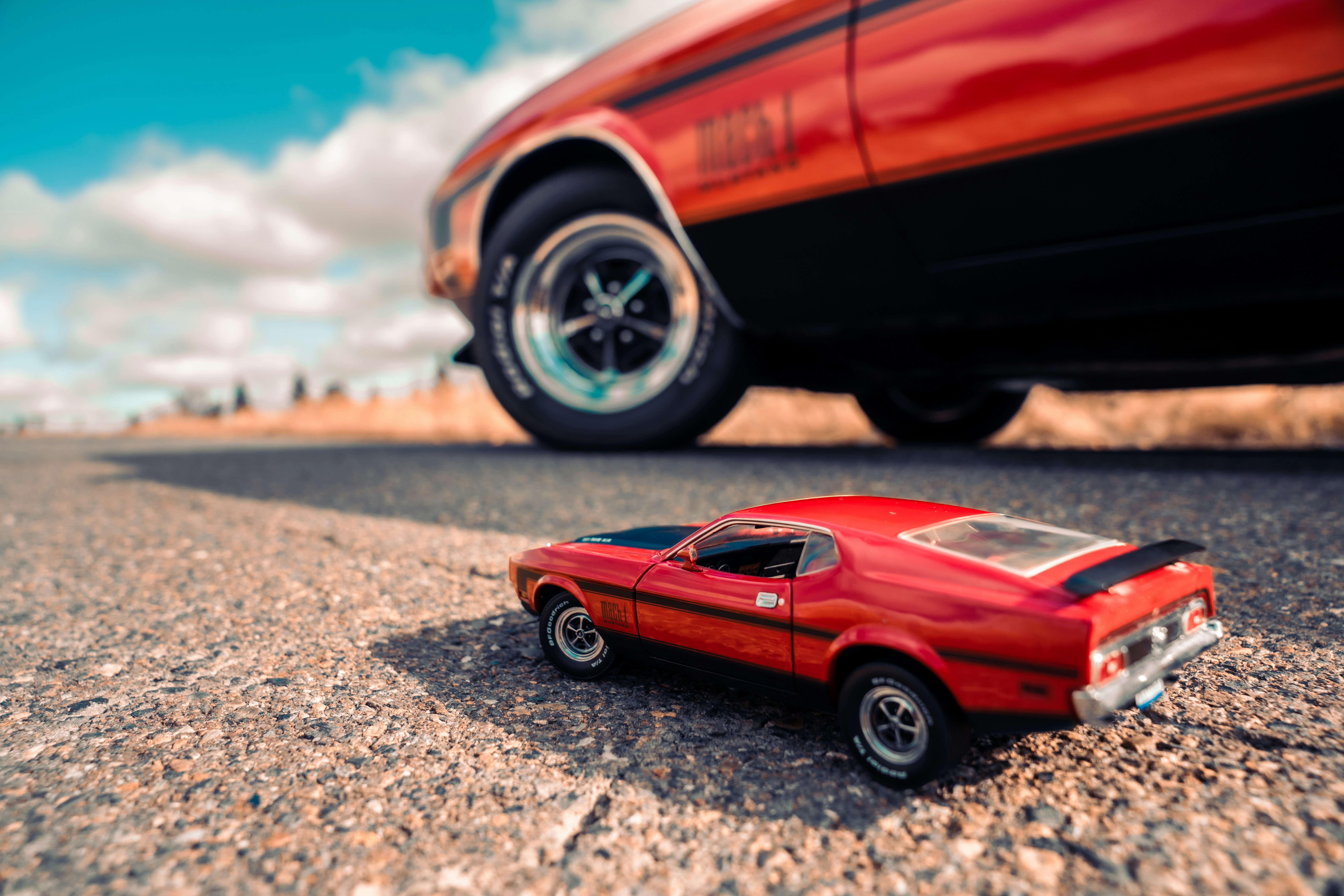 Coupé rouge sur route asphaltée grise pendant la journée photo – Photo ...