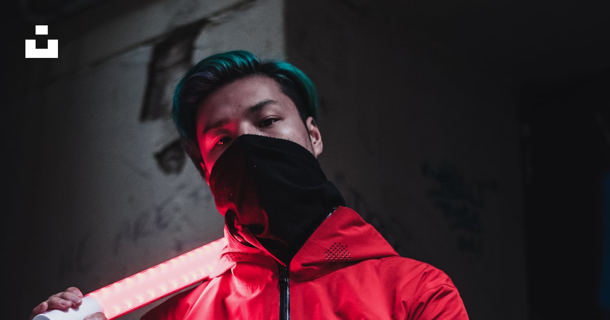 Foto Hombre Con Chaqueta Roja Con Cremallera Sosteniendo El Micrófono