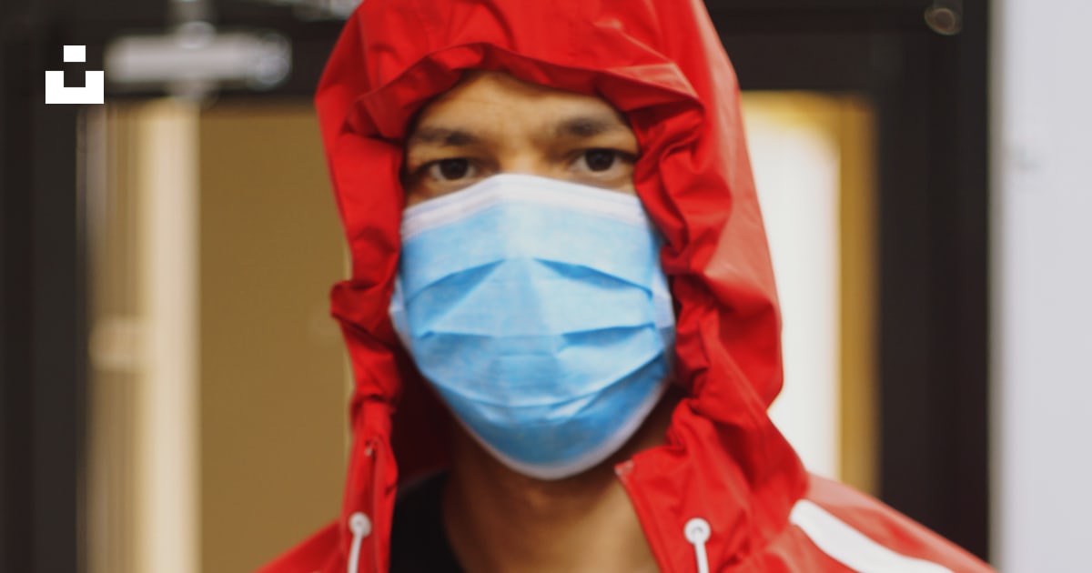 Foto Hombre Con Chaqueta Roja Con Cremallera Y Máscara Azul Imagen