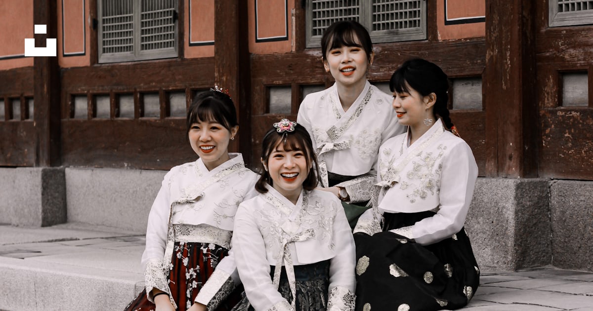 낮에는 회색 콘크리트 벤치에 앉아 흰색과 검은색 긴팔 드레스를 입은 여성 2명이 사진 Unsplash의 무료 유행 이미지
